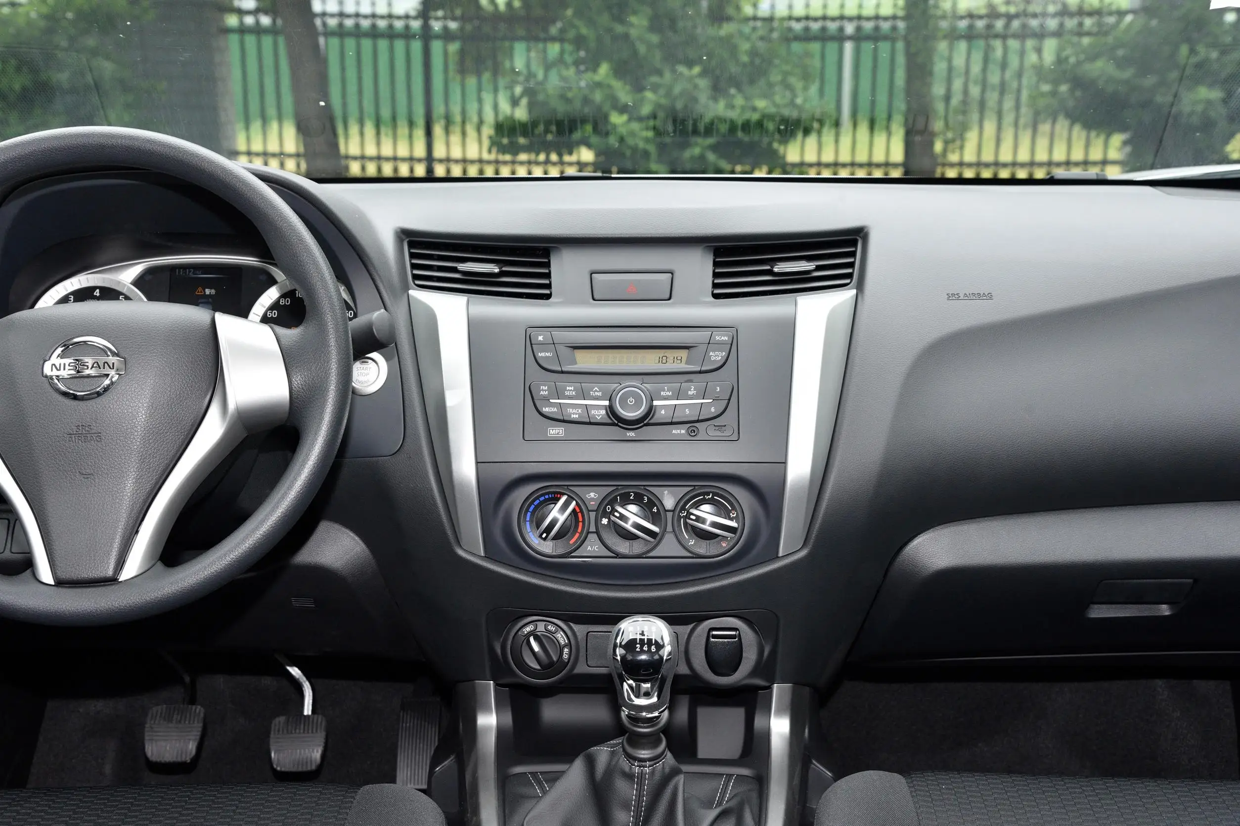 Hot Sale Toyota Hilux Diesel Pickup Truck 4x4 Nissan Navara D40 Used ...