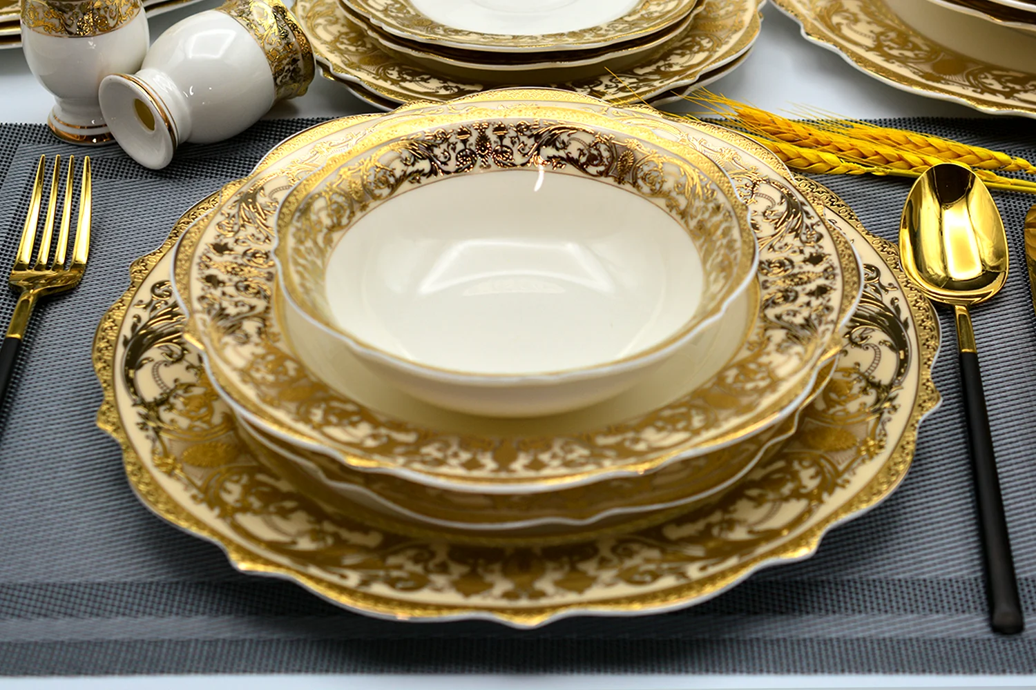 Luxury Embossed Gold Tableware - Elegant Dinner Sets