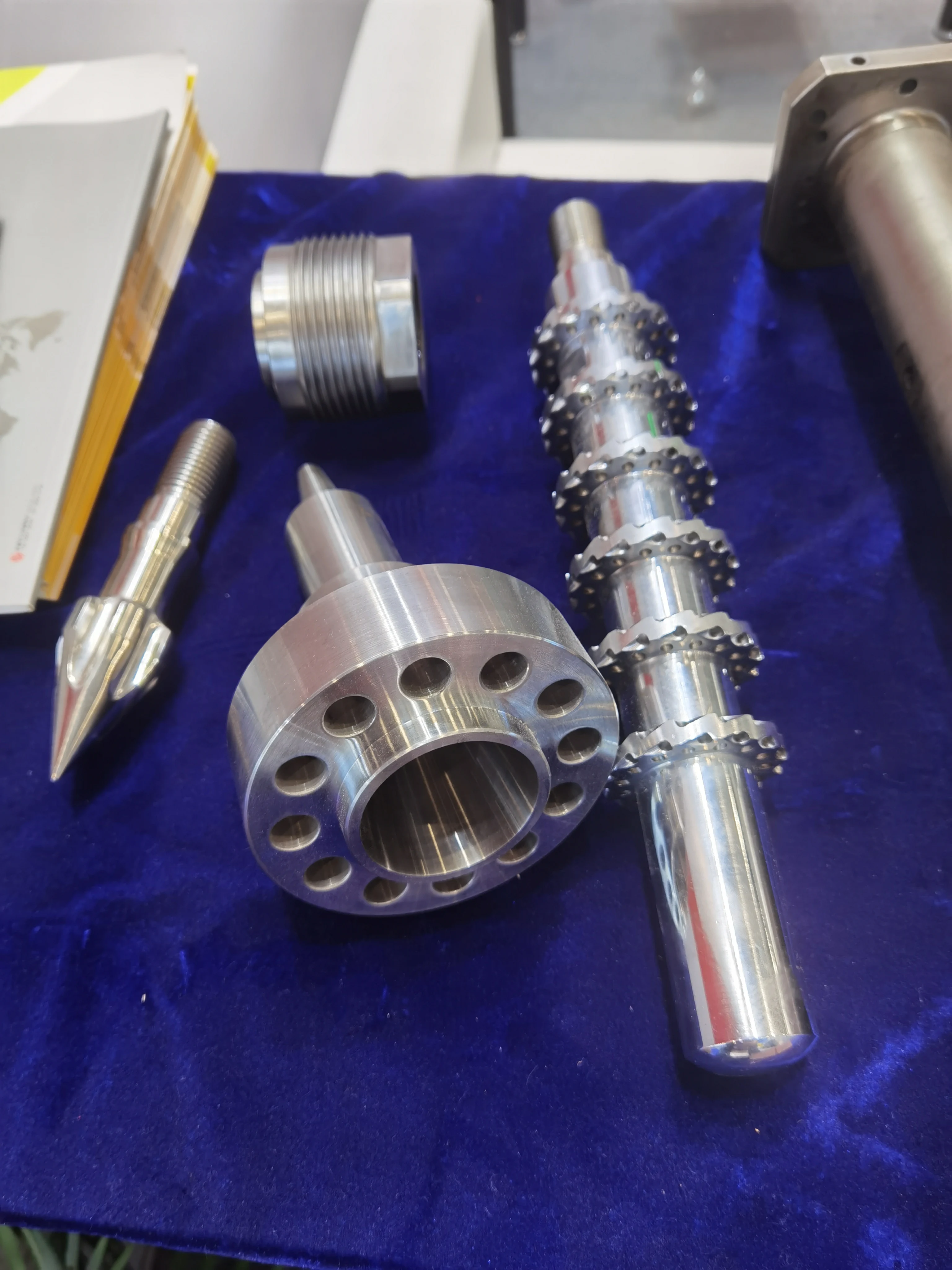 Custom Nitriding Mini Automatic Injection Molding Screw and Barrel ...