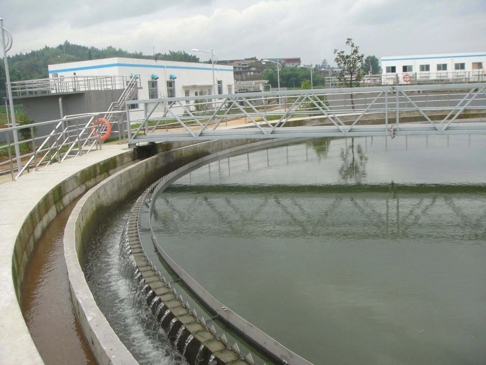 Wastewater Clarifier with Peripheral Drive Sludge Scraper