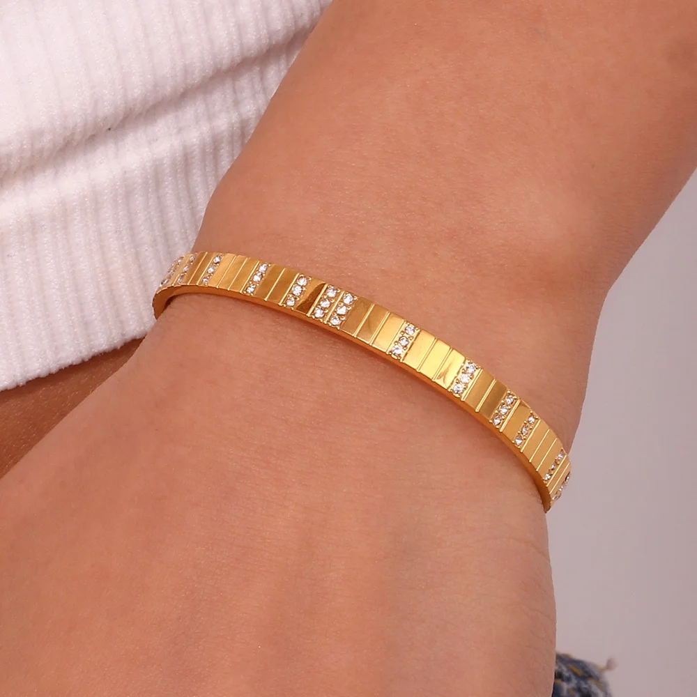 Dreamshow Roman Open Design Engraved Zircon Cuff Bangle