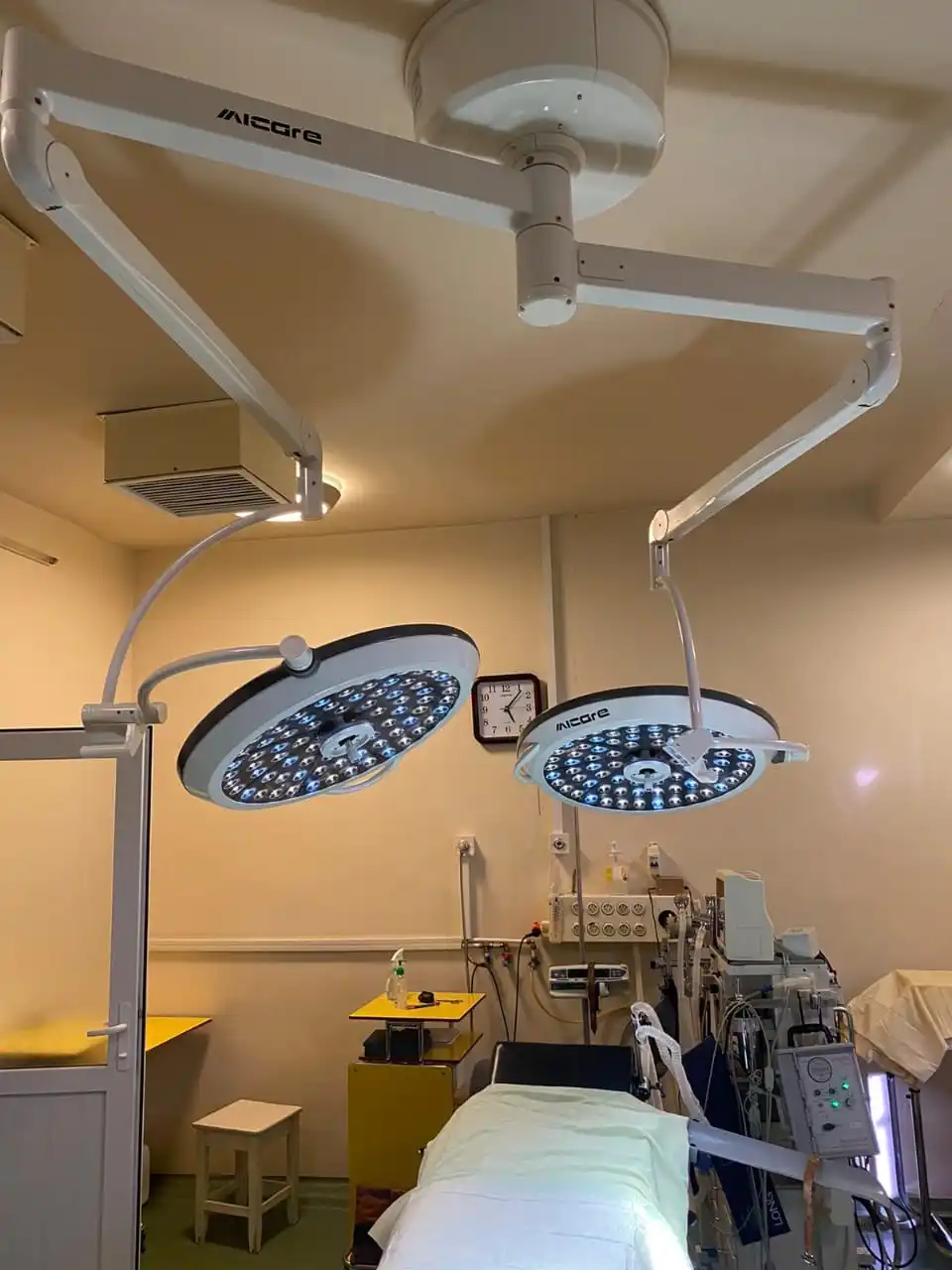 E700/500 Dual Head LED Surgical Lamp - Bright & Safe Light