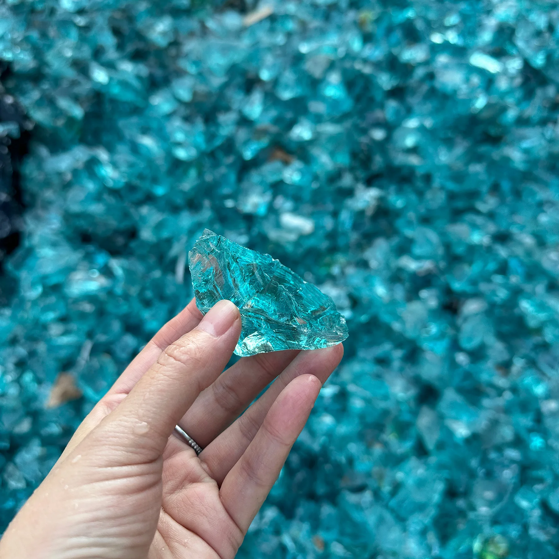 Cheap Decorative Colored Slag Glass Rocks for Gabion and Landscaping