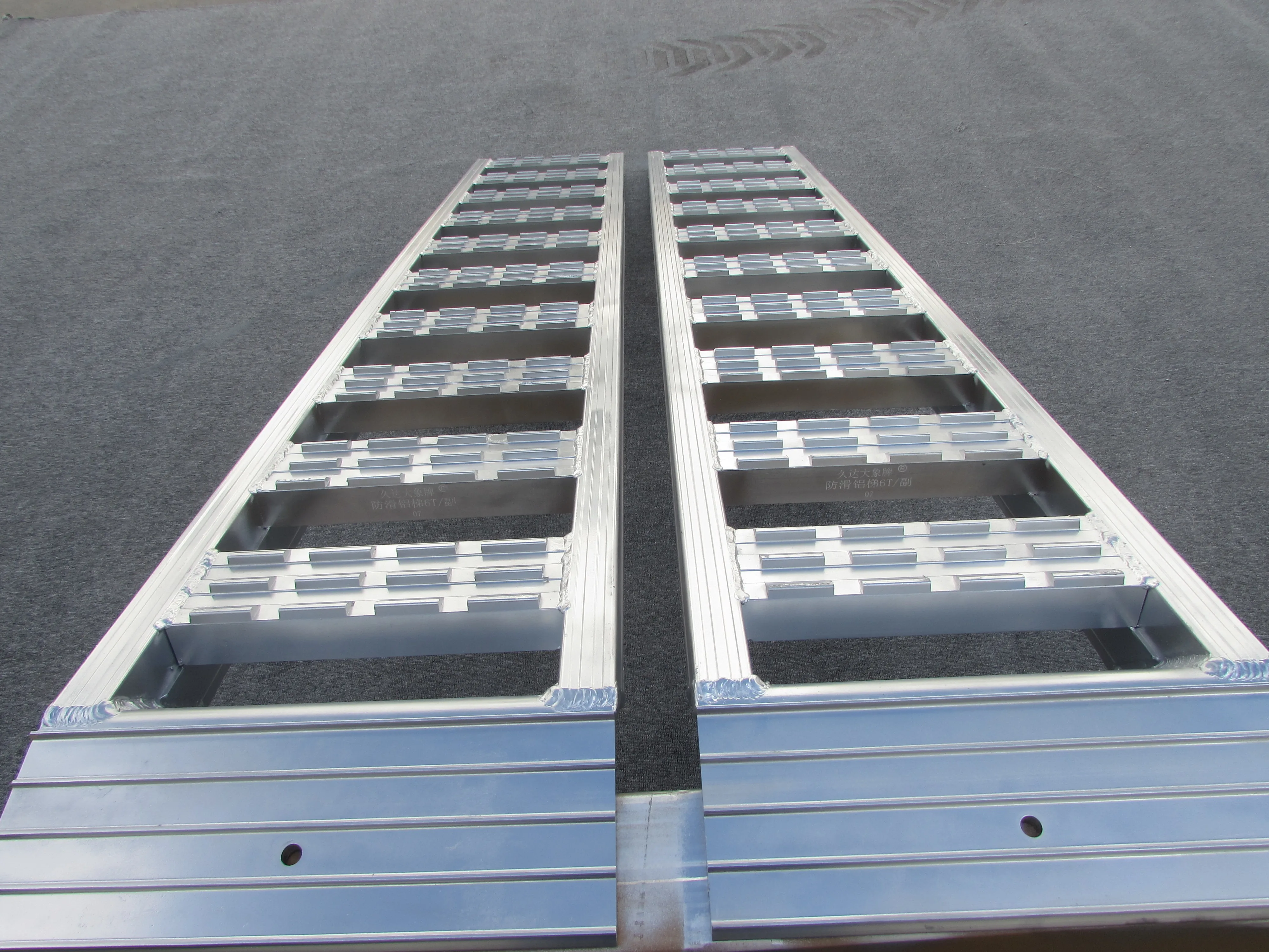 Aluminum Loading Ramps - Durable and Customizable Solutions