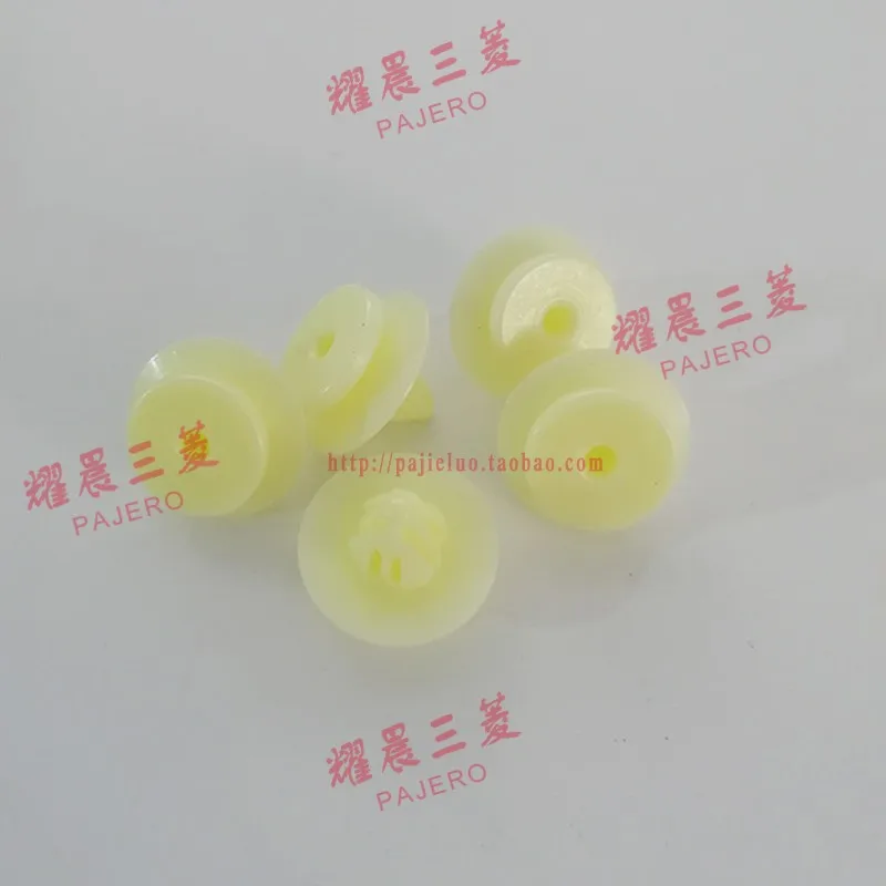 MR655317 - Reliable Clips for Mitsubishi Pajero Storage Window