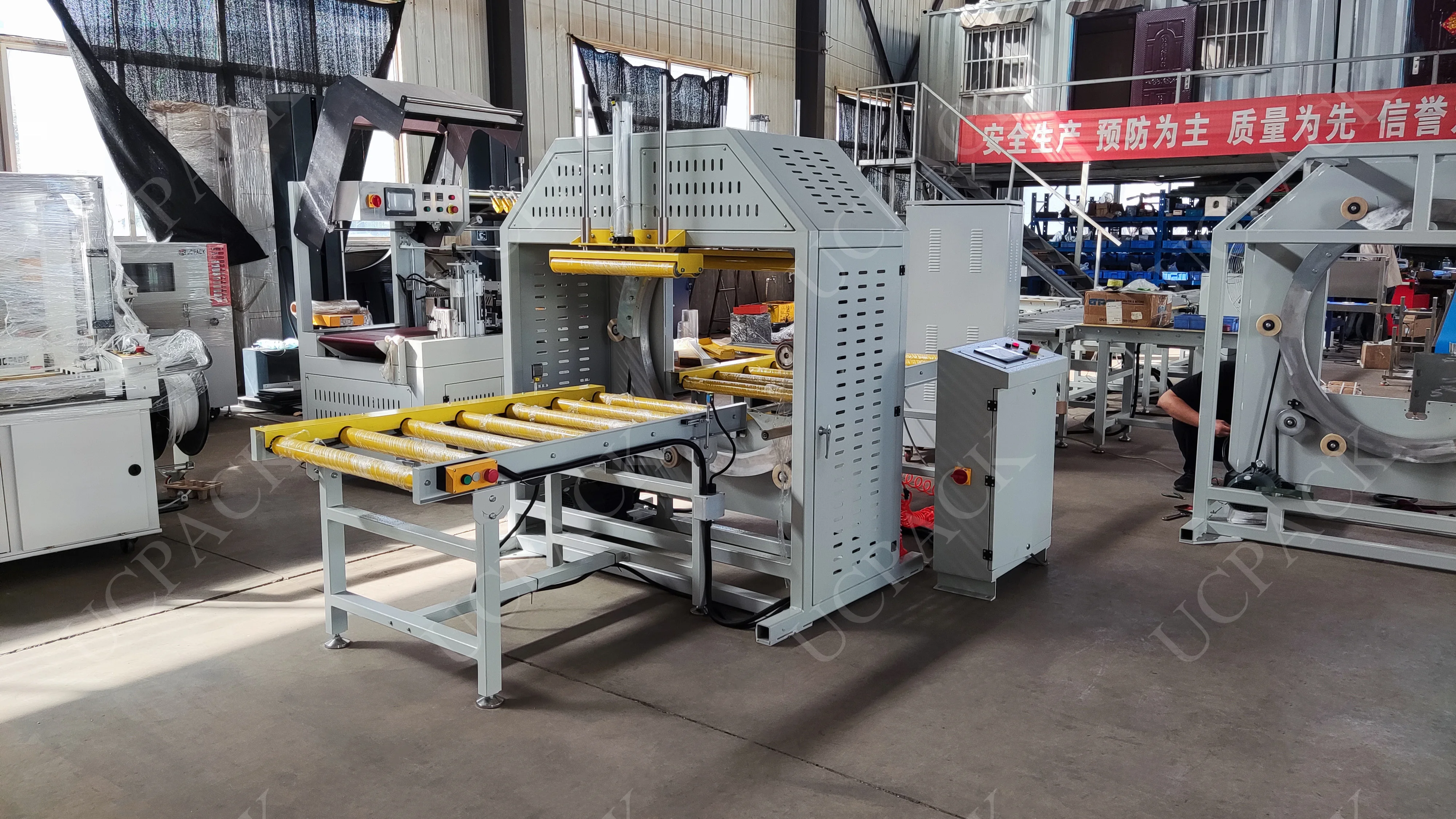 UCR-S1000 Wood Furniture Horizontal Stretch Wrapping Machine