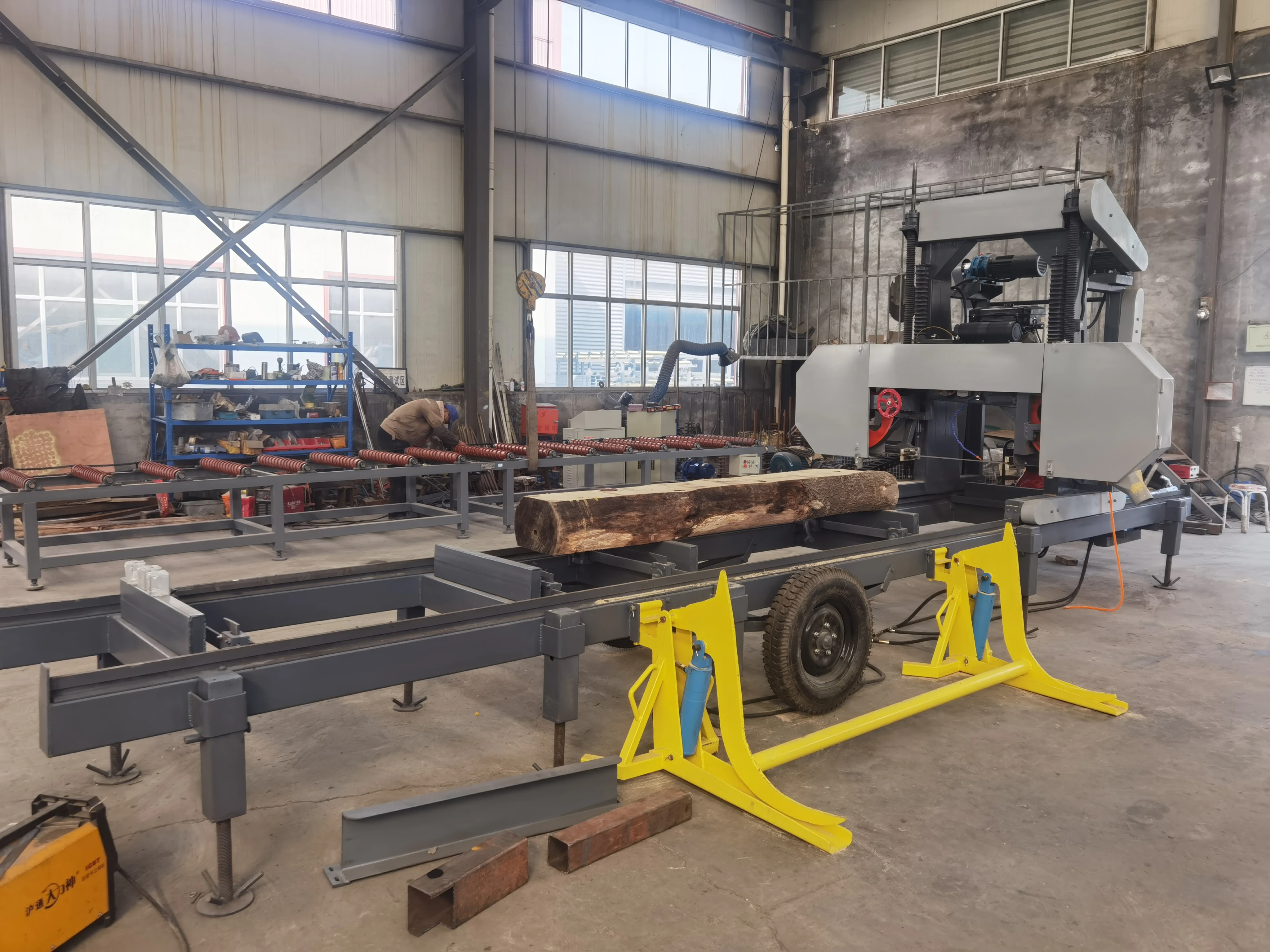 Big Saw Machine - Portable Sawmill Insurance & Norwood Sawmills