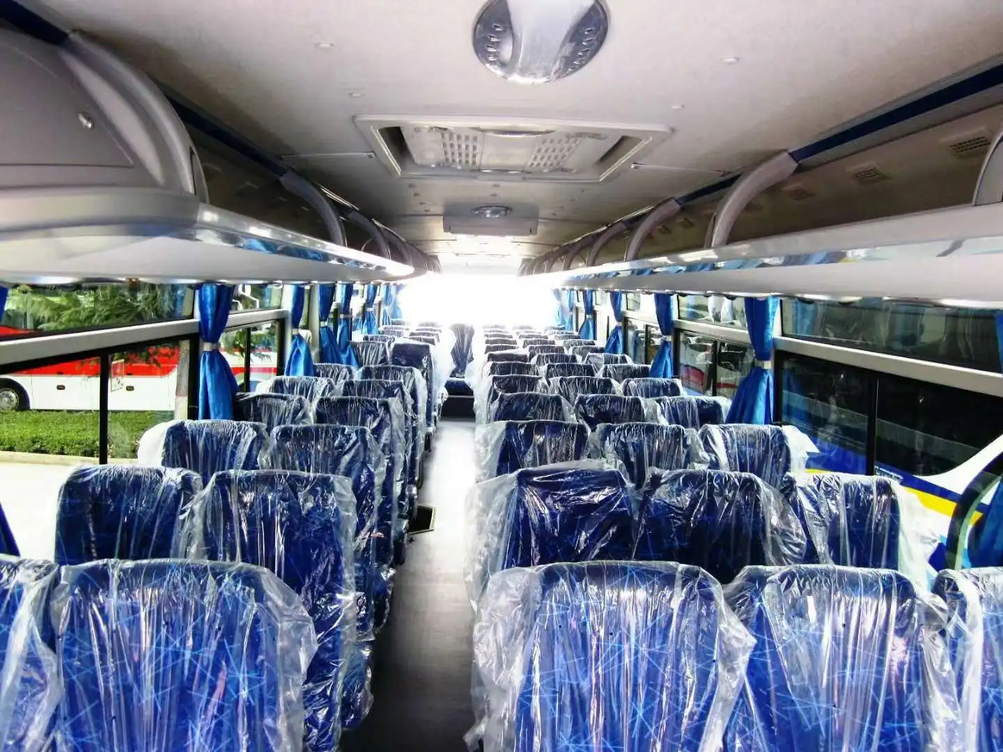 65 Passenger Seats ZK6120D1 Luxury Coach Bus with USB and AC