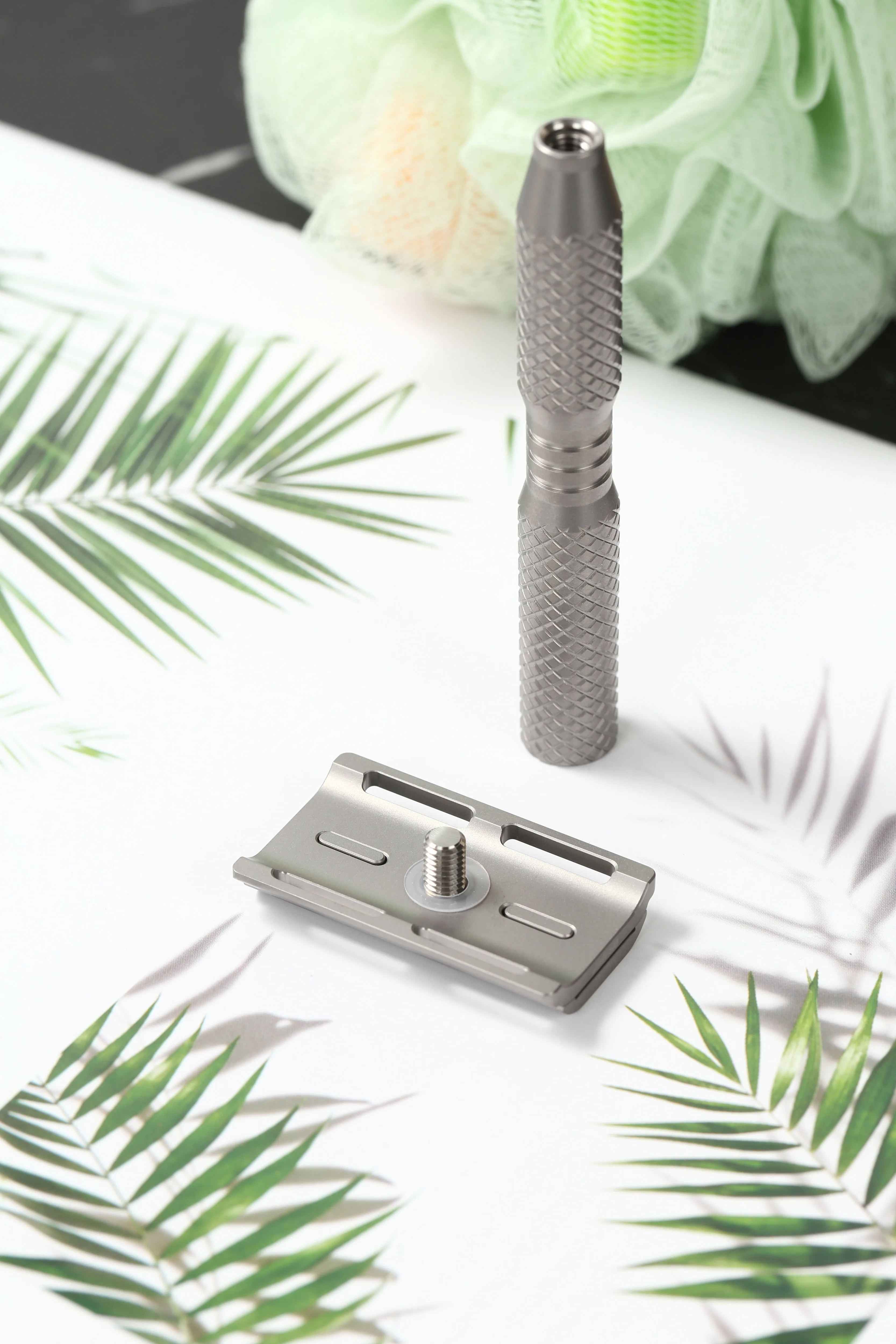 YAQI Double Edge Titanium Safety Razor for Men - Lightweight & Durable