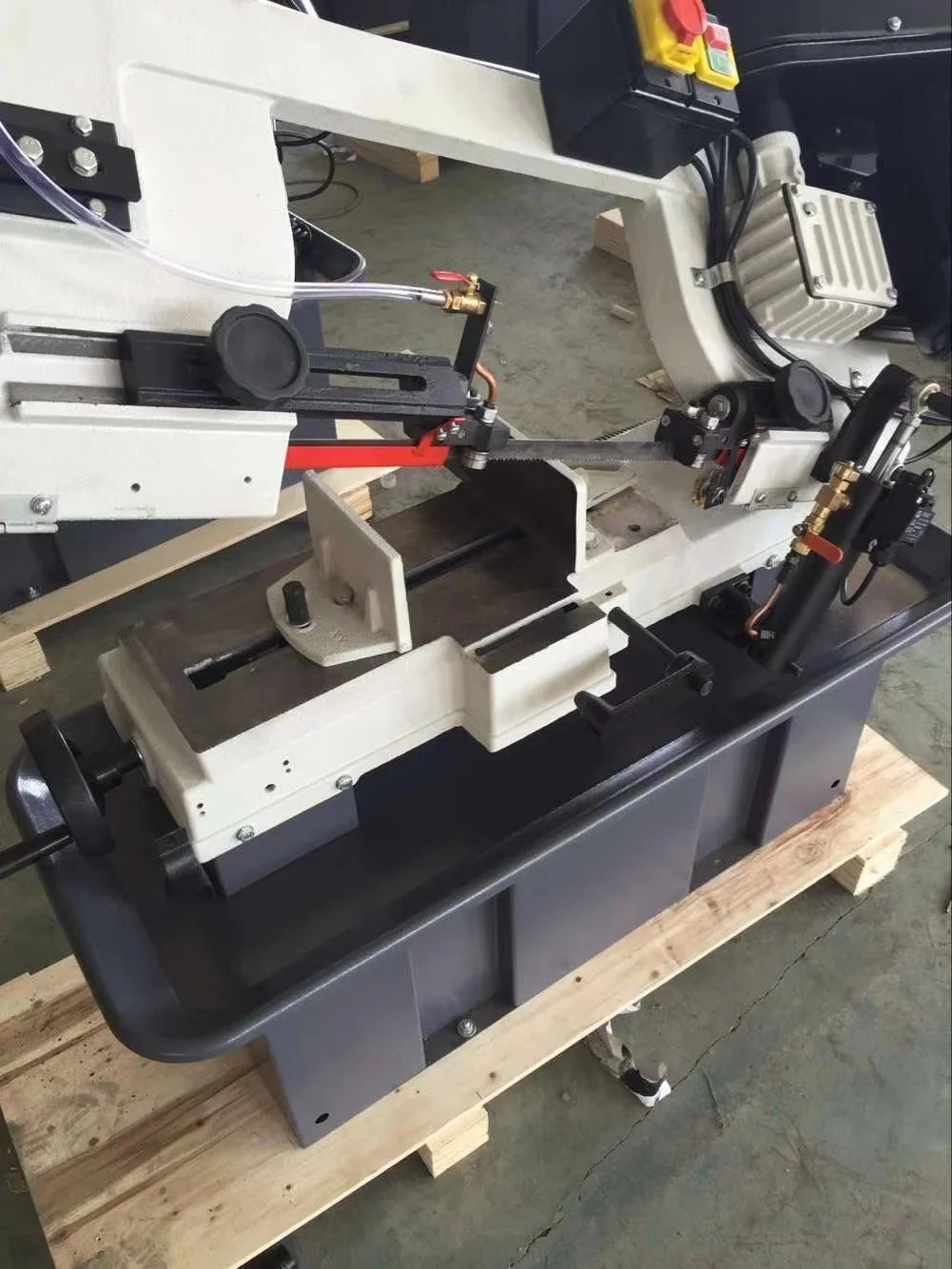 Metal Cutting Band Saw Machine - Precision and Power