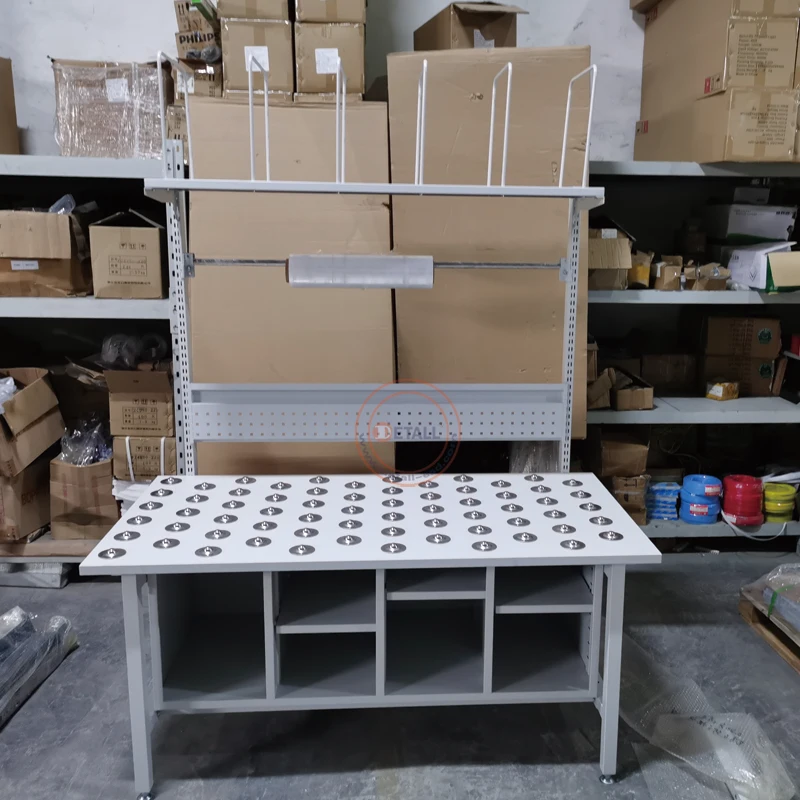Warehouse Packing Station Rolling Table For Packing With Balls On Table ...