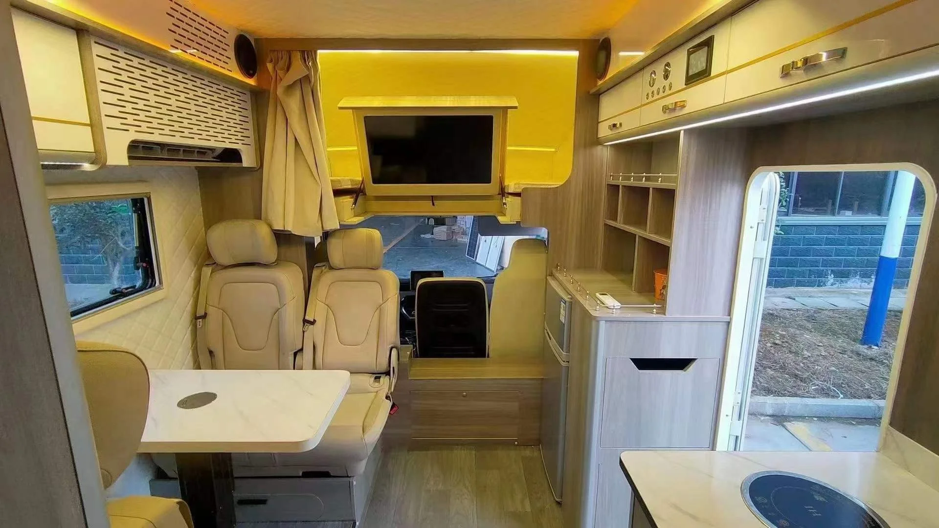 Customized Mobile Motorhome Touring Camper Vehicle with Caravan RV Car