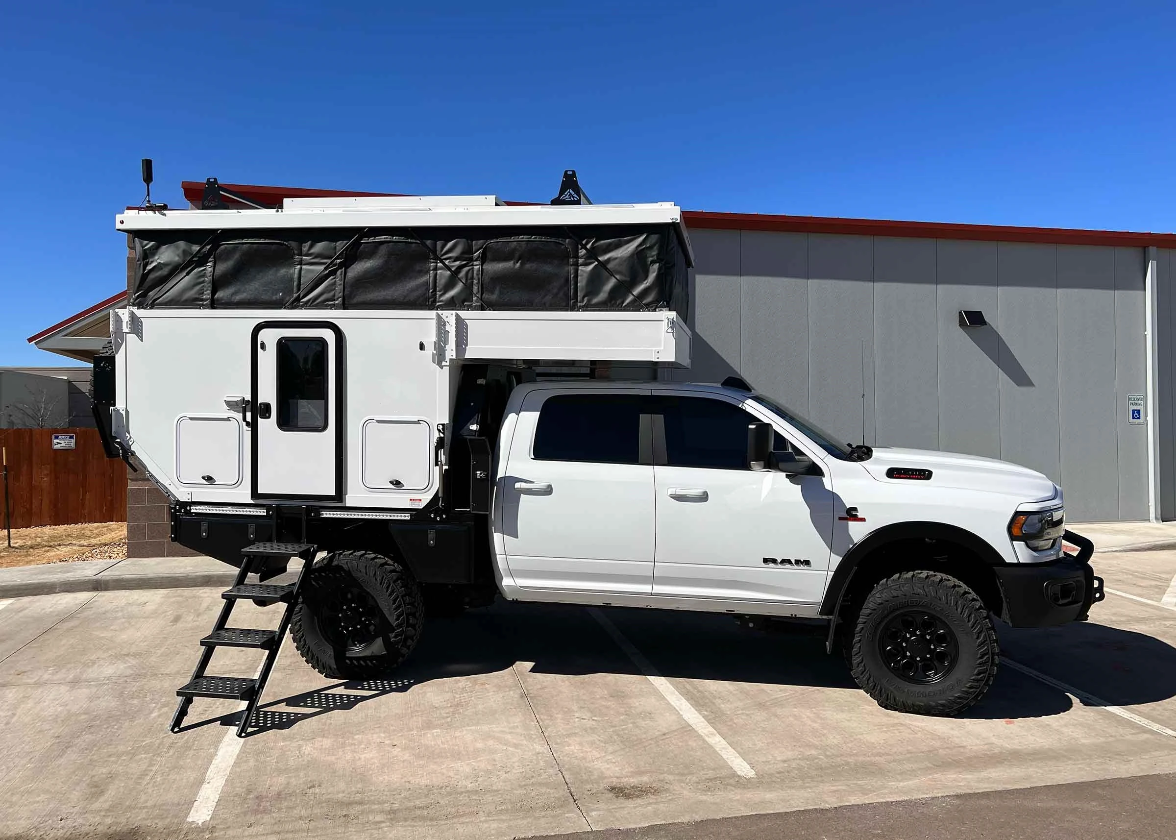 2024 Fiberglass Offroad Caravan Camper Pickup Truck Campers