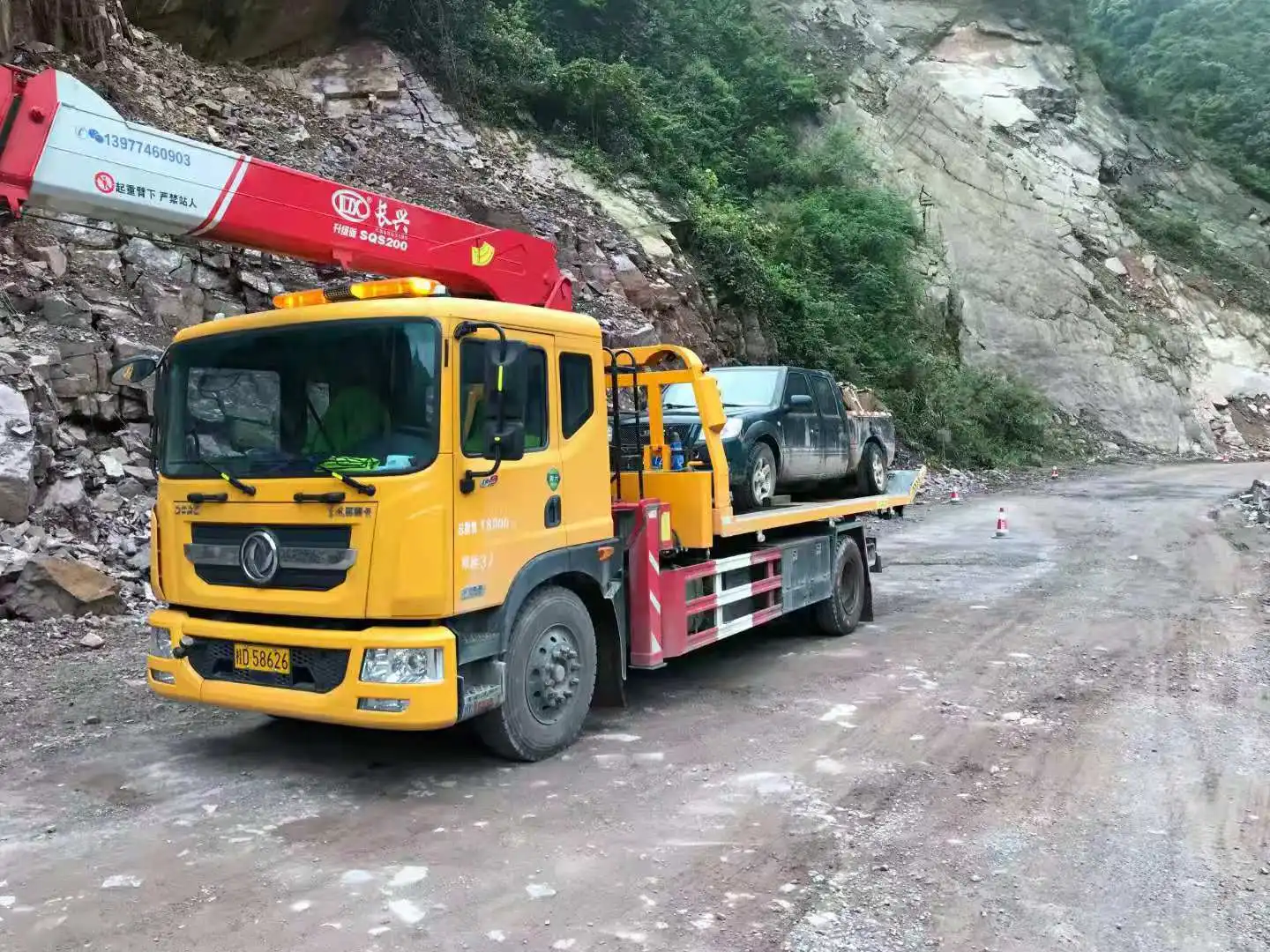 Howo Heavy Duty Flatbed Sliding Rotator Tow Truck - 8ton Crane