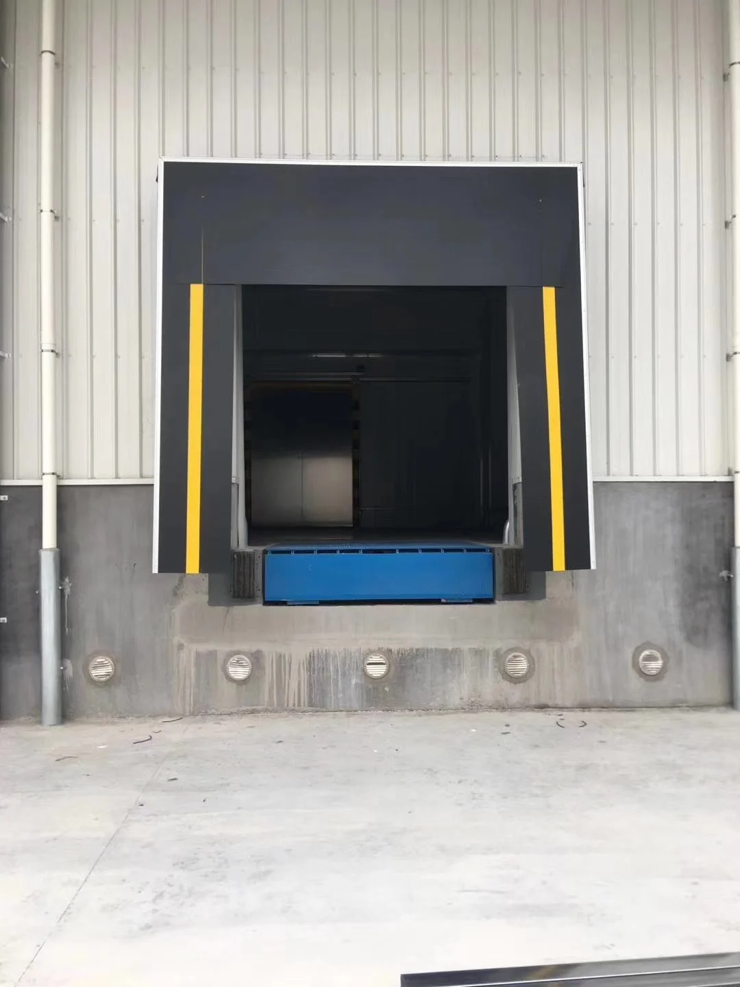 New PVC Mechanical Loading Dock Shelters for Warehouses & Logistics ...