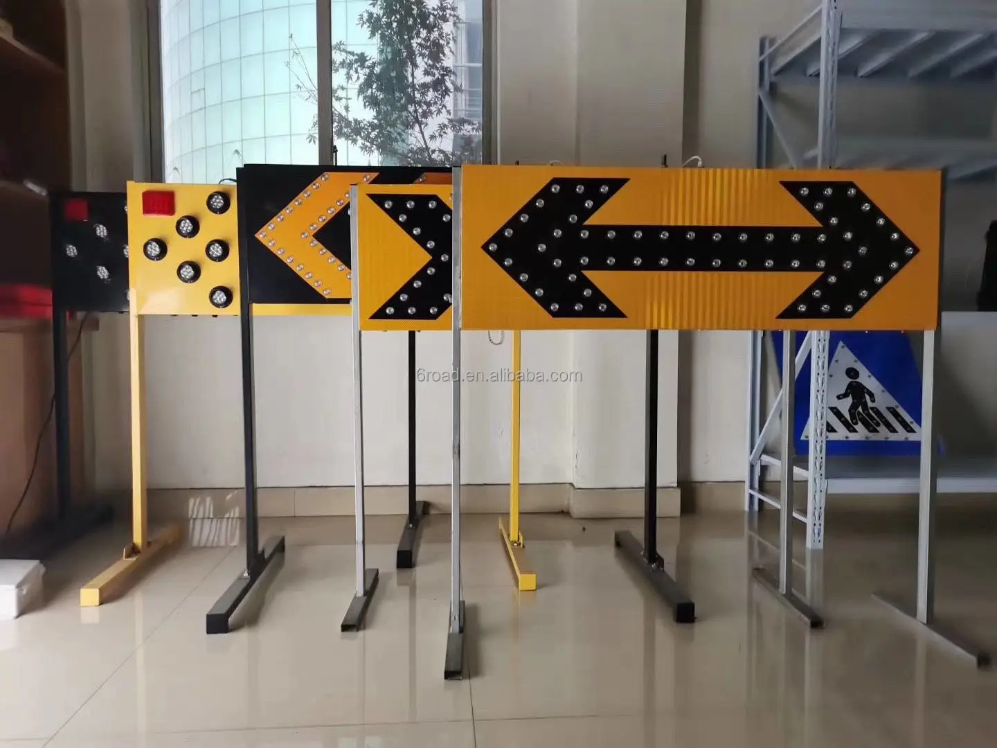Road Working Construction High Quality Solar Arrow Flashing Warning ...