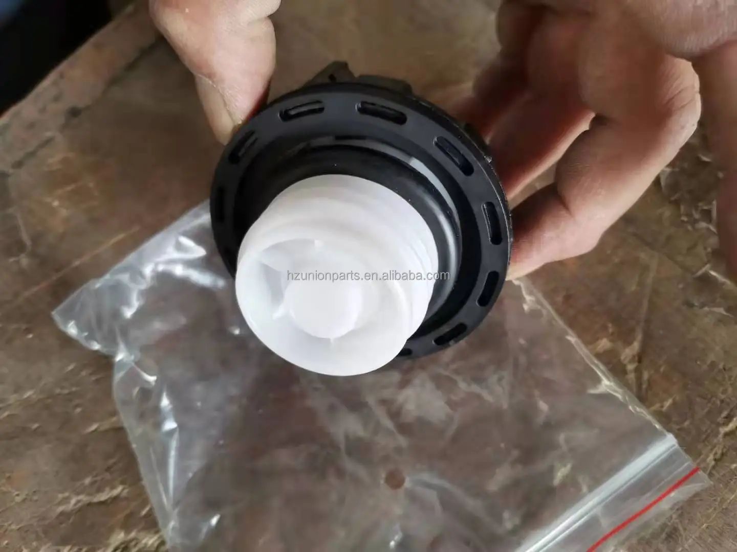 OEM 31010-4EA10 for KIA Bongo3 FUEL TANK CAP WITH KEY