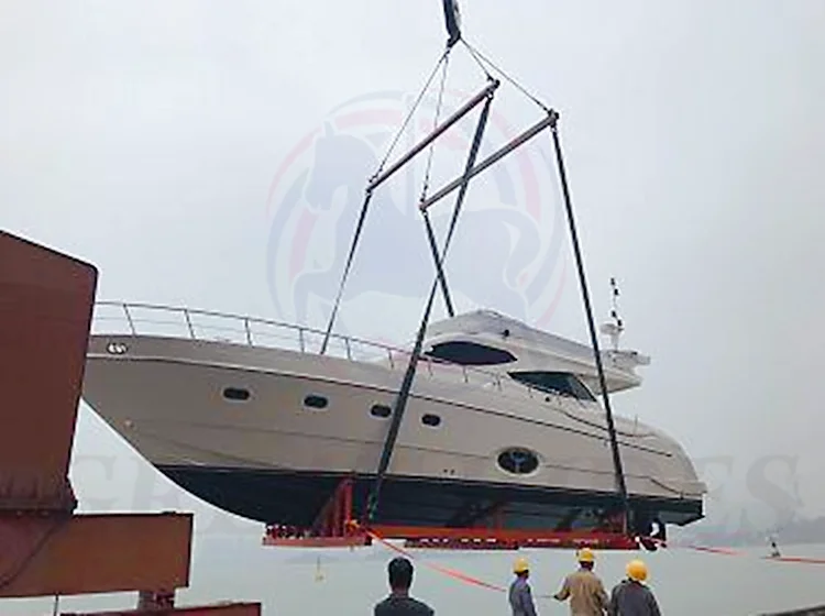 High Speed V-Shaped Fluid Design Luxury Yacht Made in China