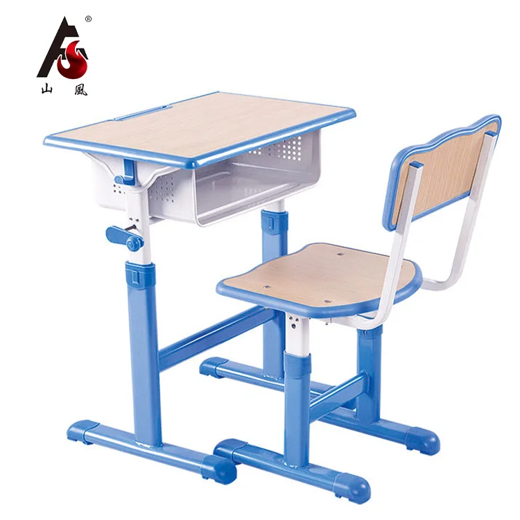 Table et chaise de bureau d'étudiant de salle de classe d'école ...