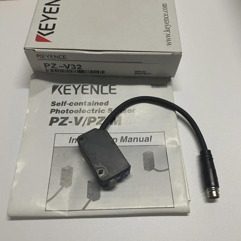 NPN PNP Output Square Reflective M8 Connector Type KEYENCE PZ-V32 PZ-V32P