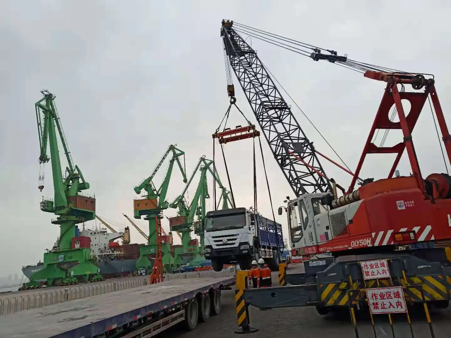 Sinotruk Heavy Duty Lorry Cargo Truck 12 Wheels Lhd Euro2 336hp Cargo ...
