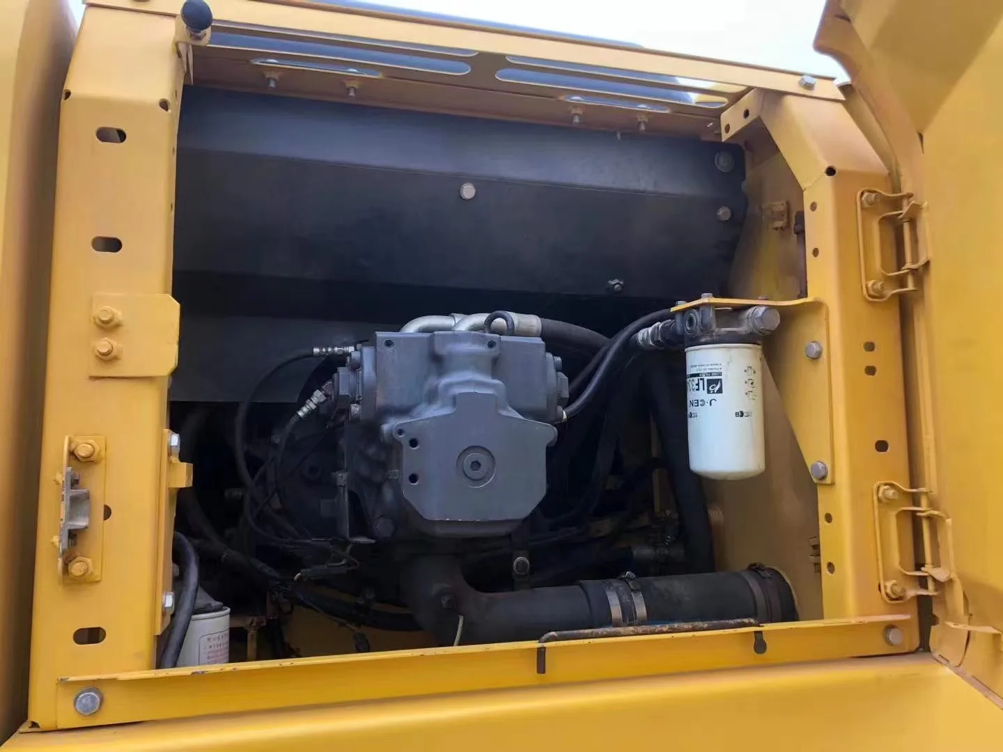 Medium Used Excavator Komatsu 200-7 Classic Direct Injection Excavator ...