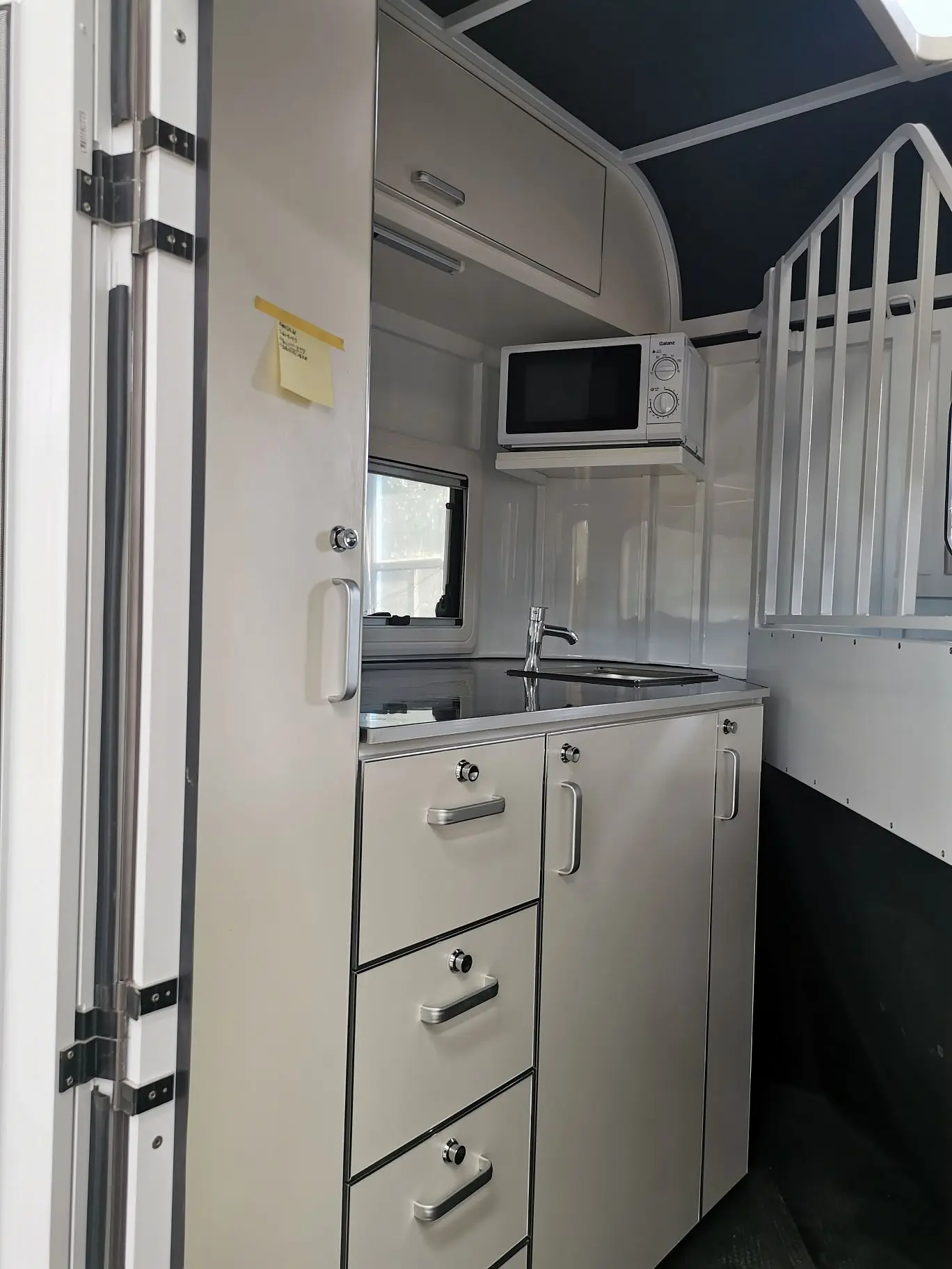 3 Horse Angle Load Deluxe Horse Float - Customizable Travel Trailer