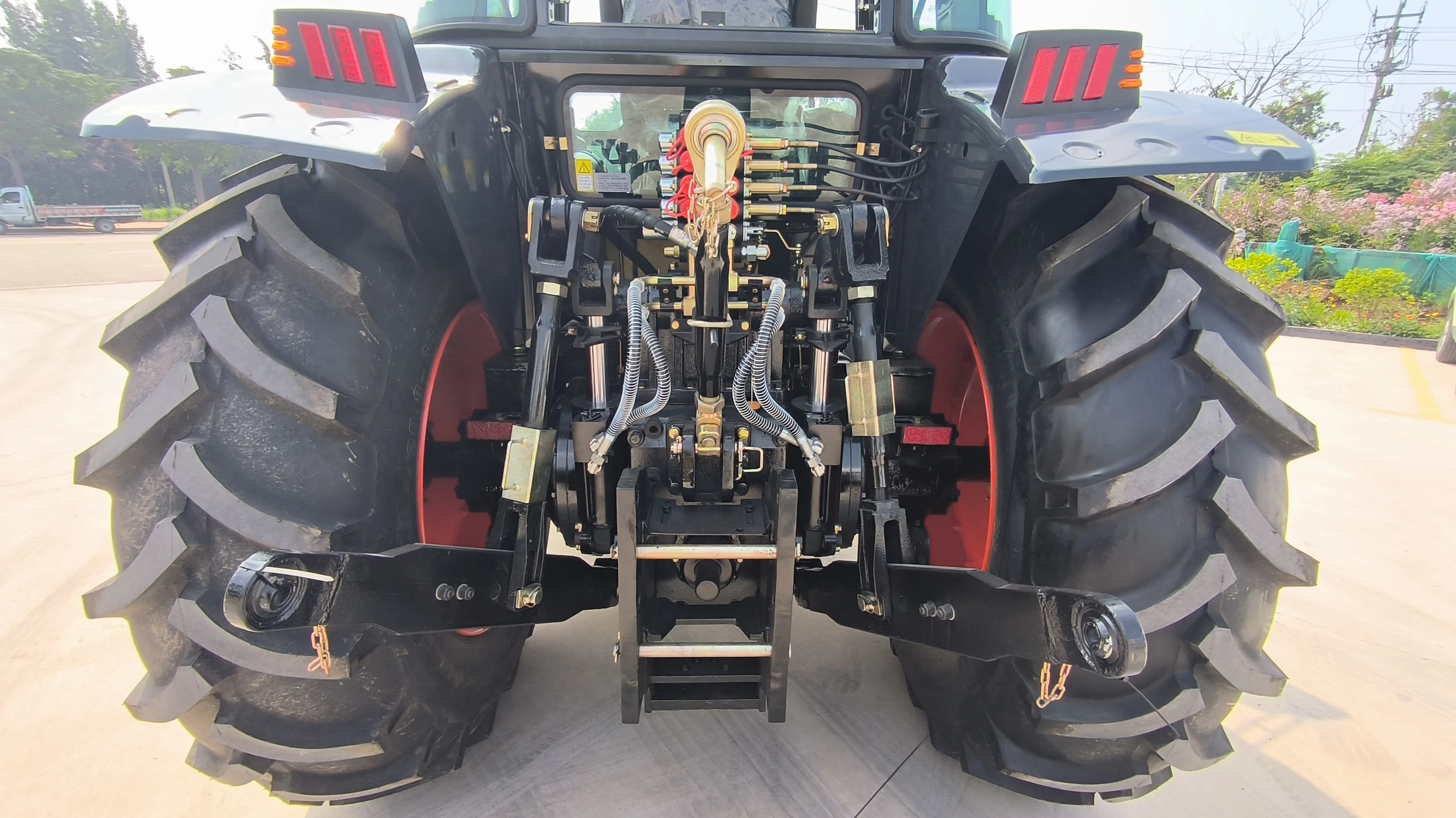 280hp Chinese Tractors for Agriculture - Reliable & Versatile