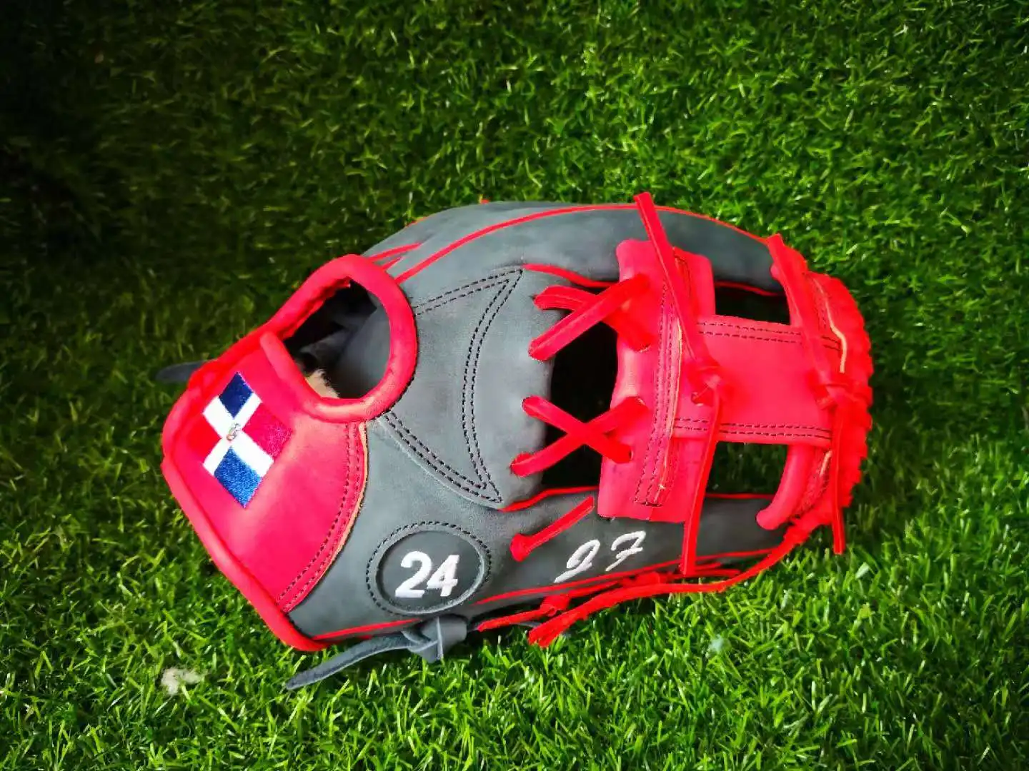 Softball and Baseball Gloves for Pitcher - Durable & Resistant