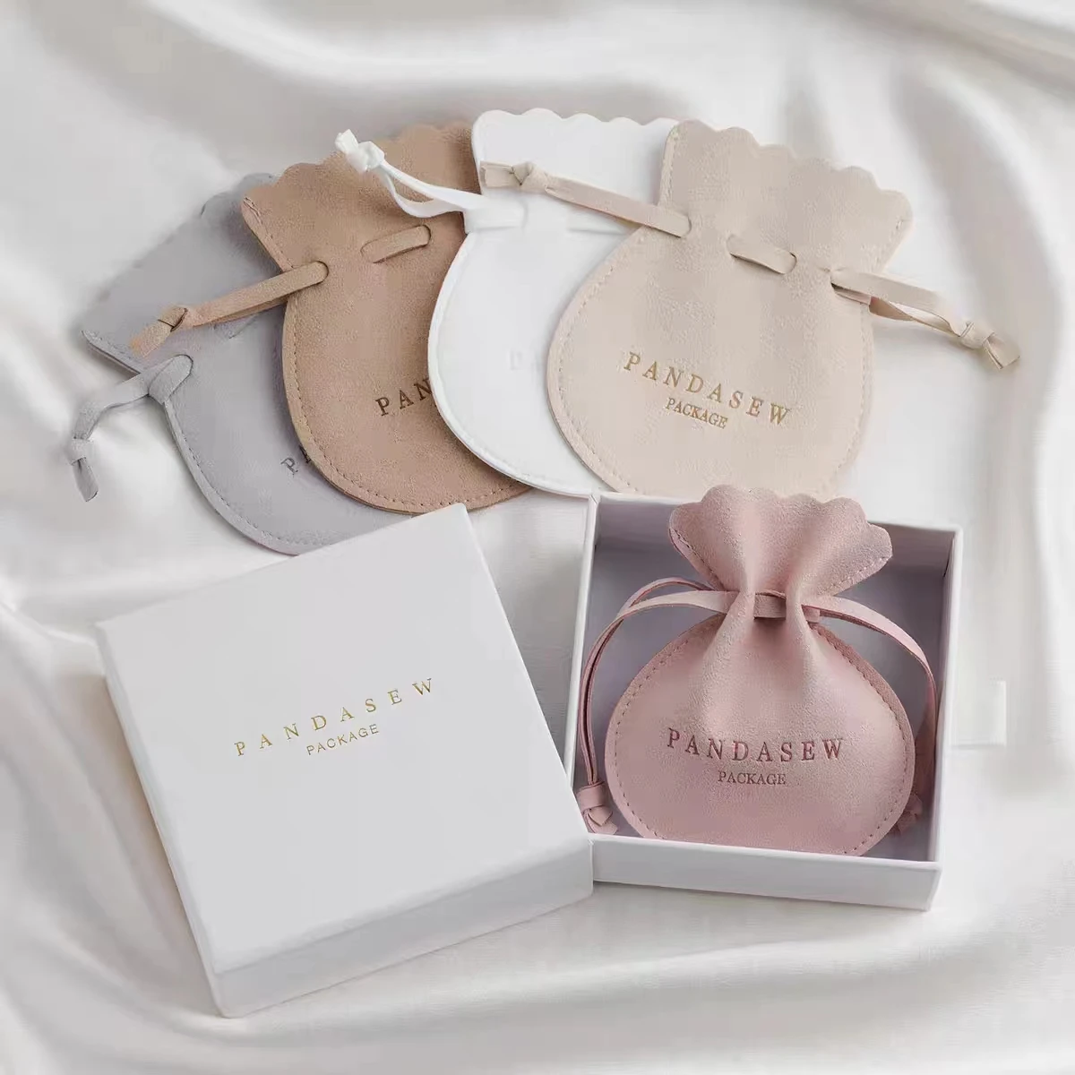 Elegant Jewelry Gift Packaging - Customizable & Luxurious