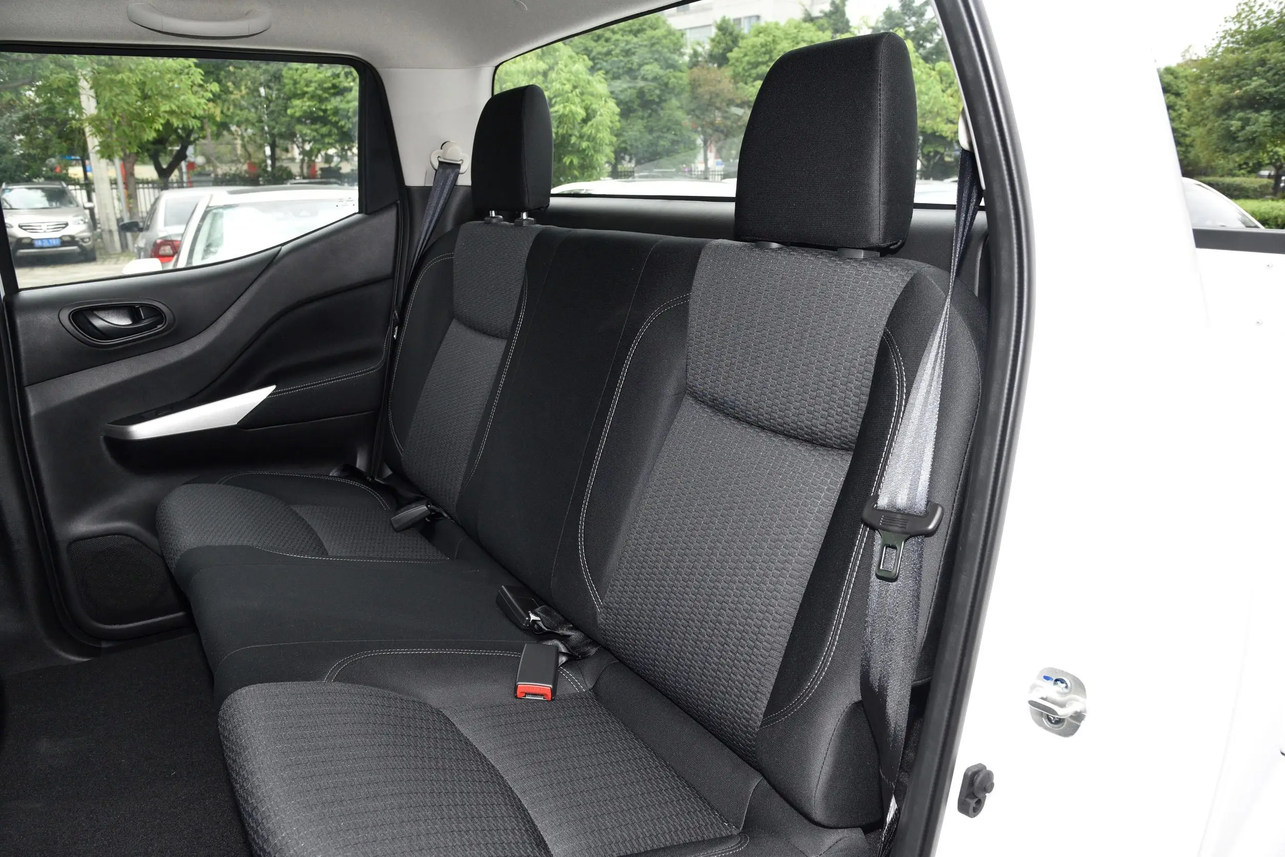 Hot Sale Toyota Hilux Diesel Pickup Truck 4x4 Nissan Navara D40 Used ...