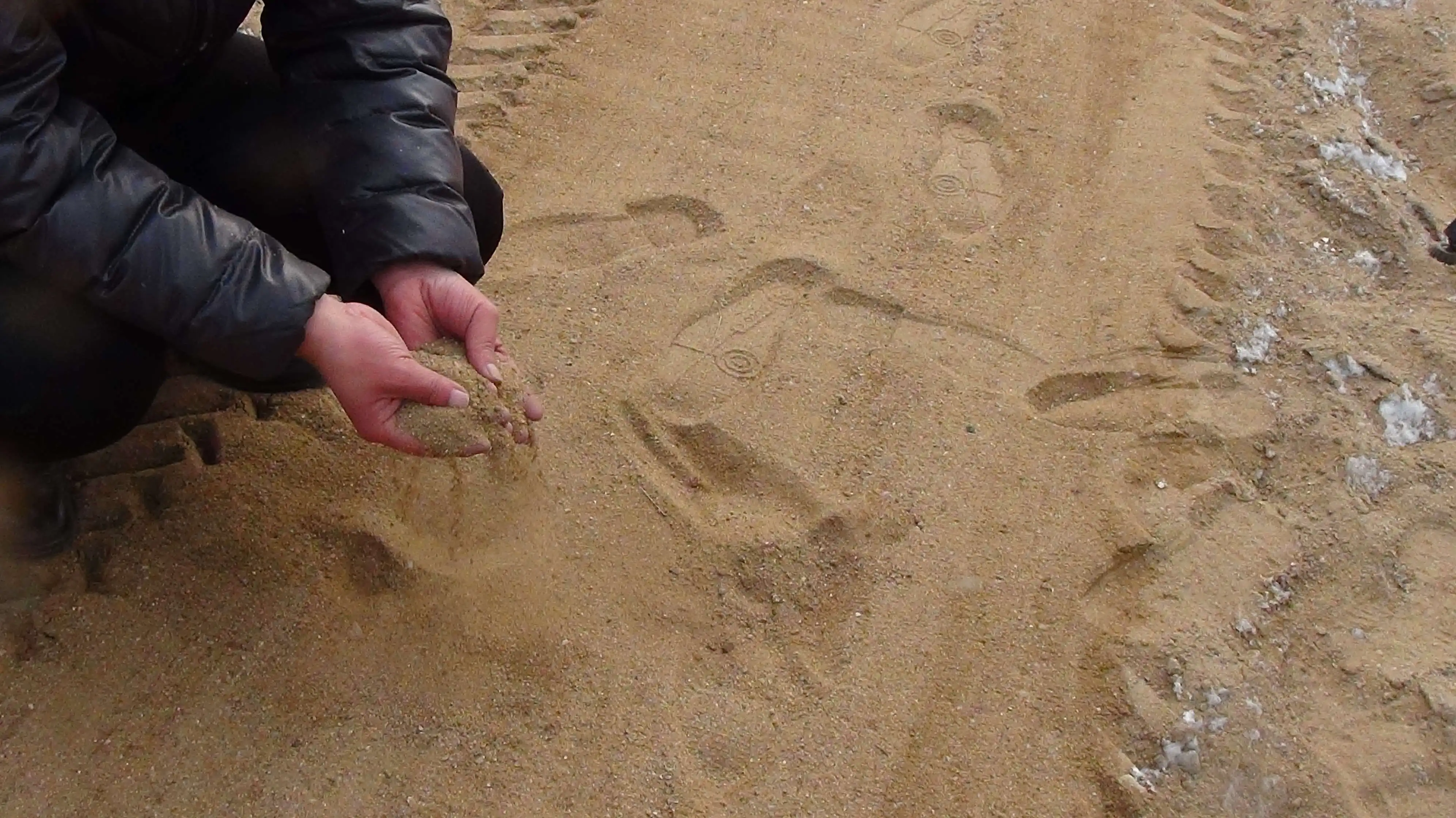 Beach Cleaner Machine - Efficient Sand Sweeper