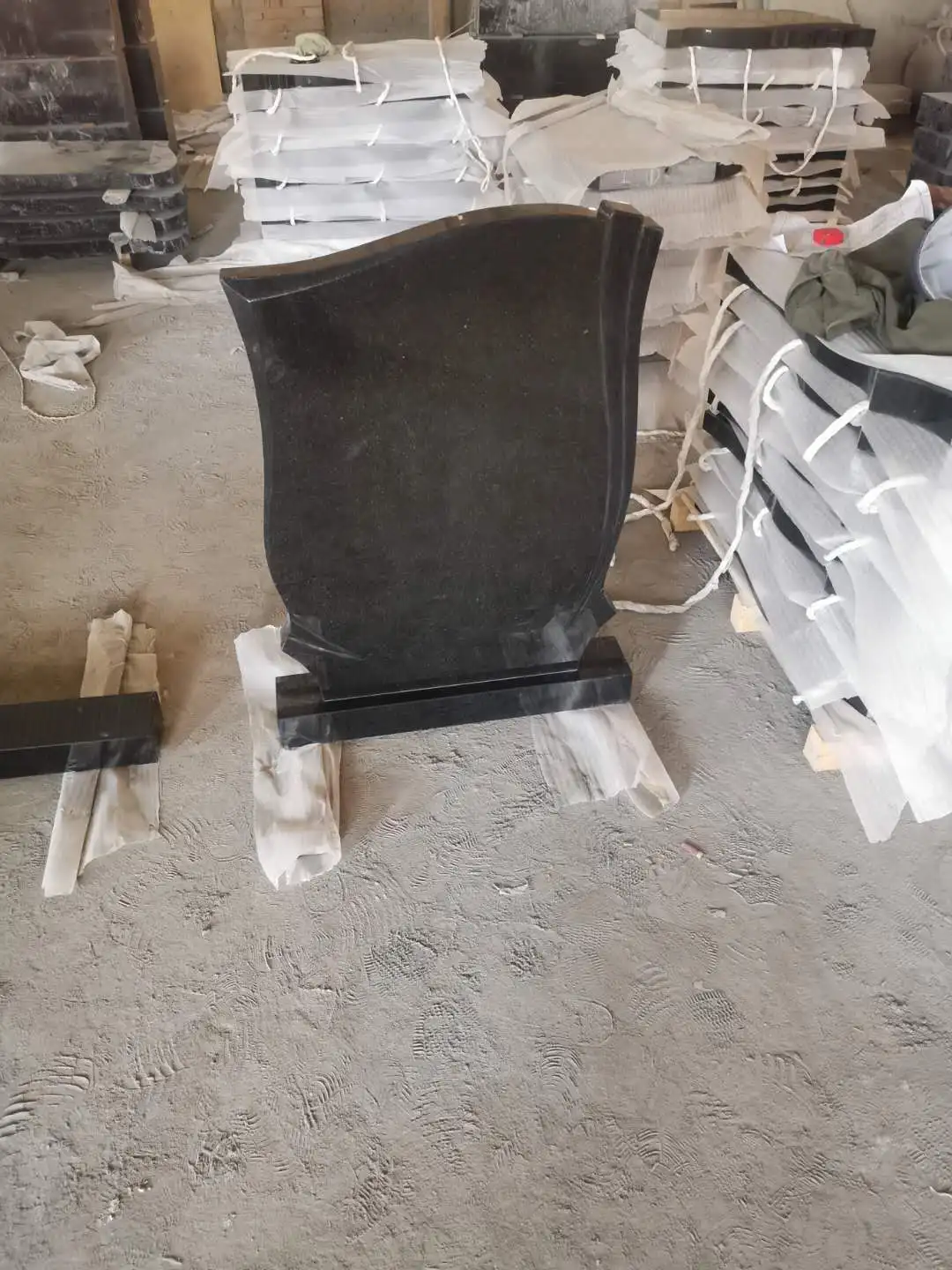 Customized Absolute Black Granite Monument for Russia Style Stella