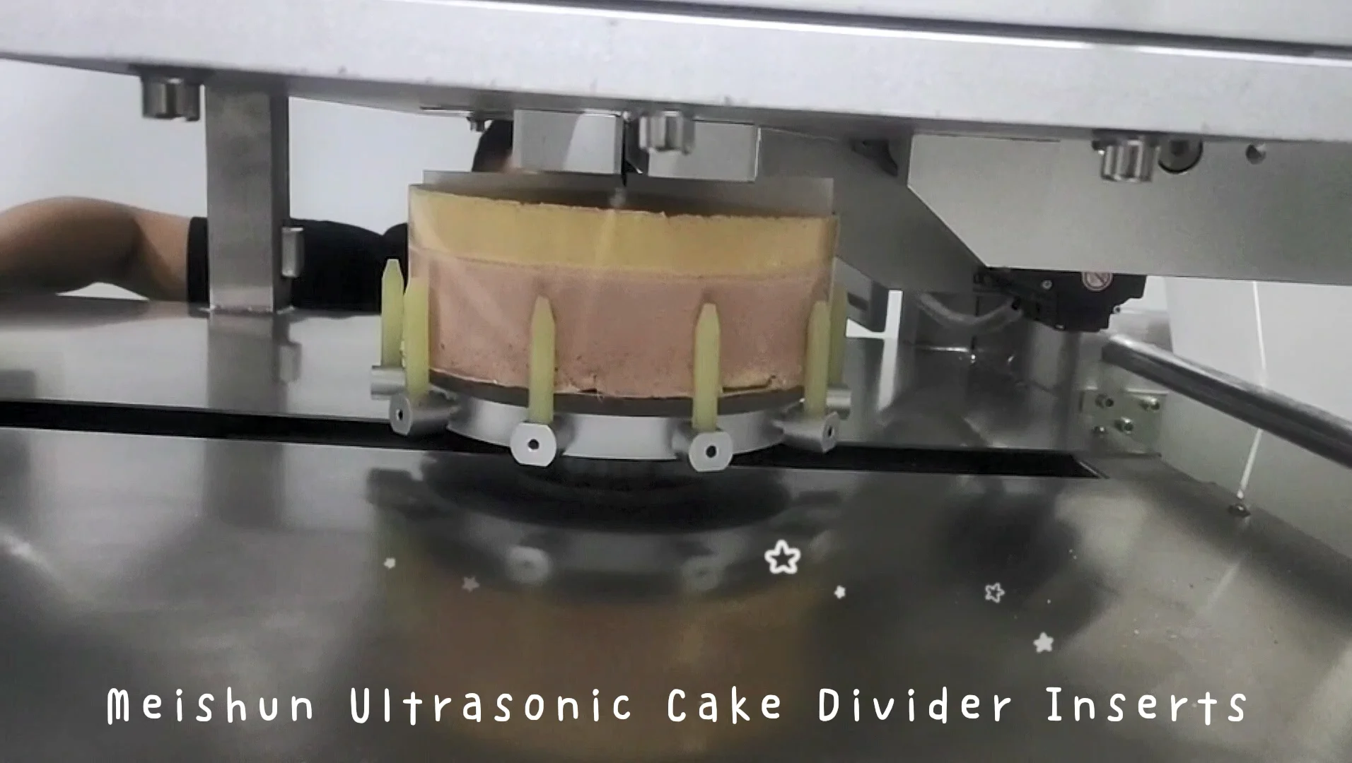 Frozen Round Cake Cutting Machine Cake Paper Inserting Machine - Buy ...