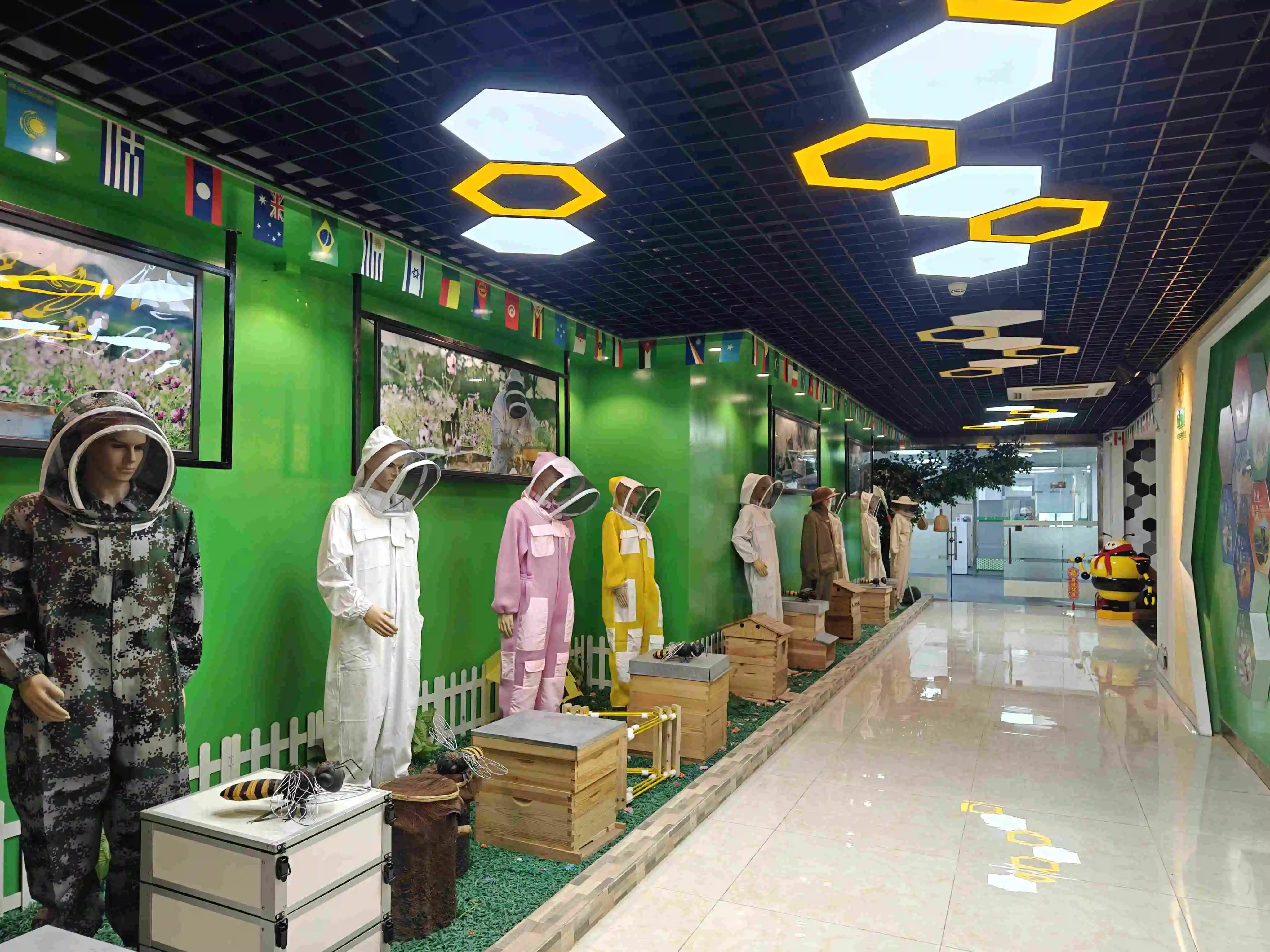 Flows Bee Hive Mini Bee Hive with 4 Pcs Starter Kit 6-frames