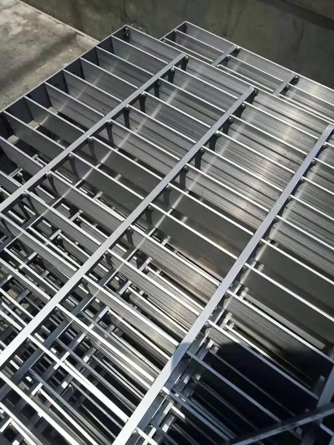 Architectural Aluminium Grating Serrated Bar Grating - Buy Swaged ...