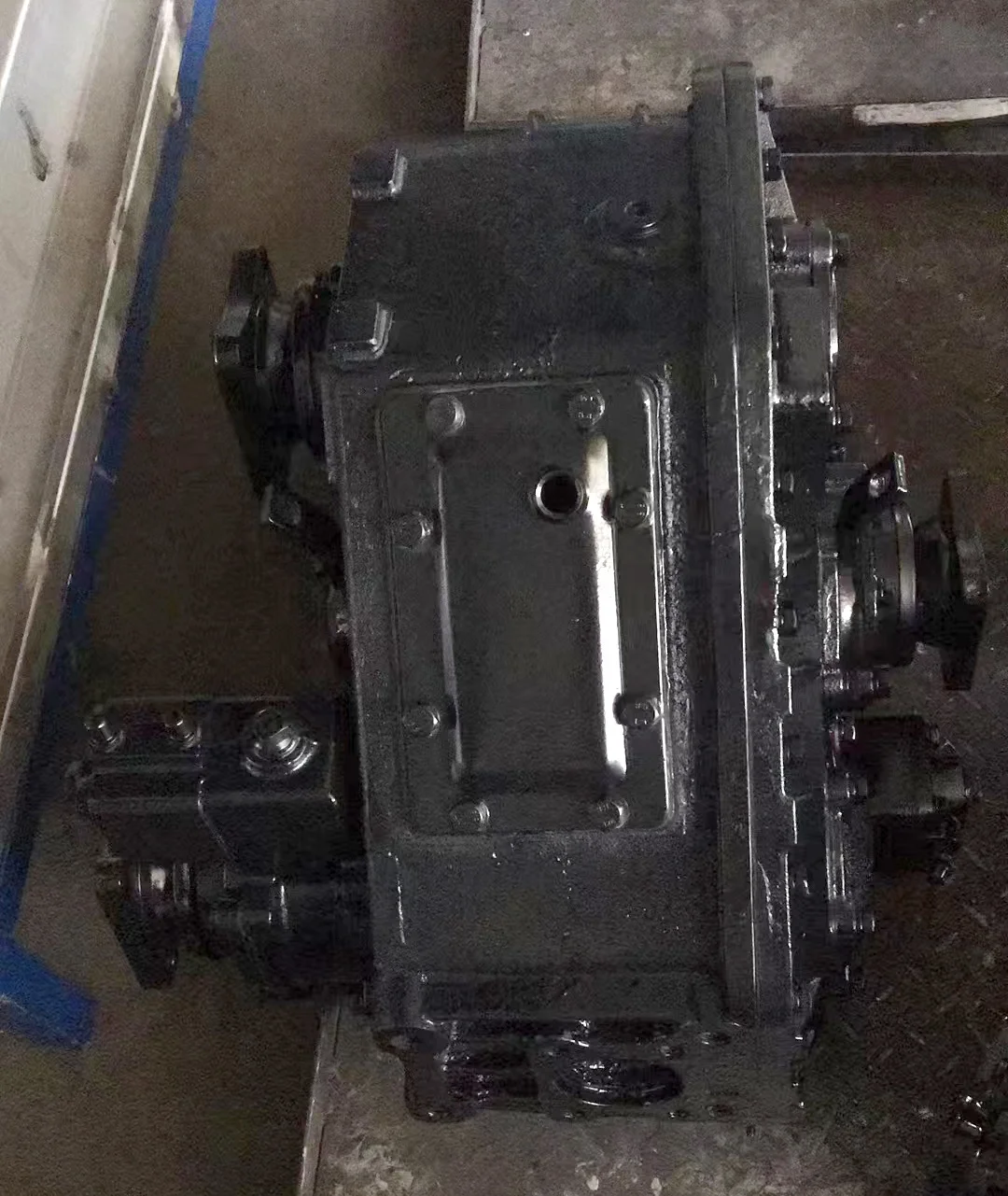 Mitsubishi 10-15ton GVM 4WD Truck Tractor - Transfer Case Gearbox