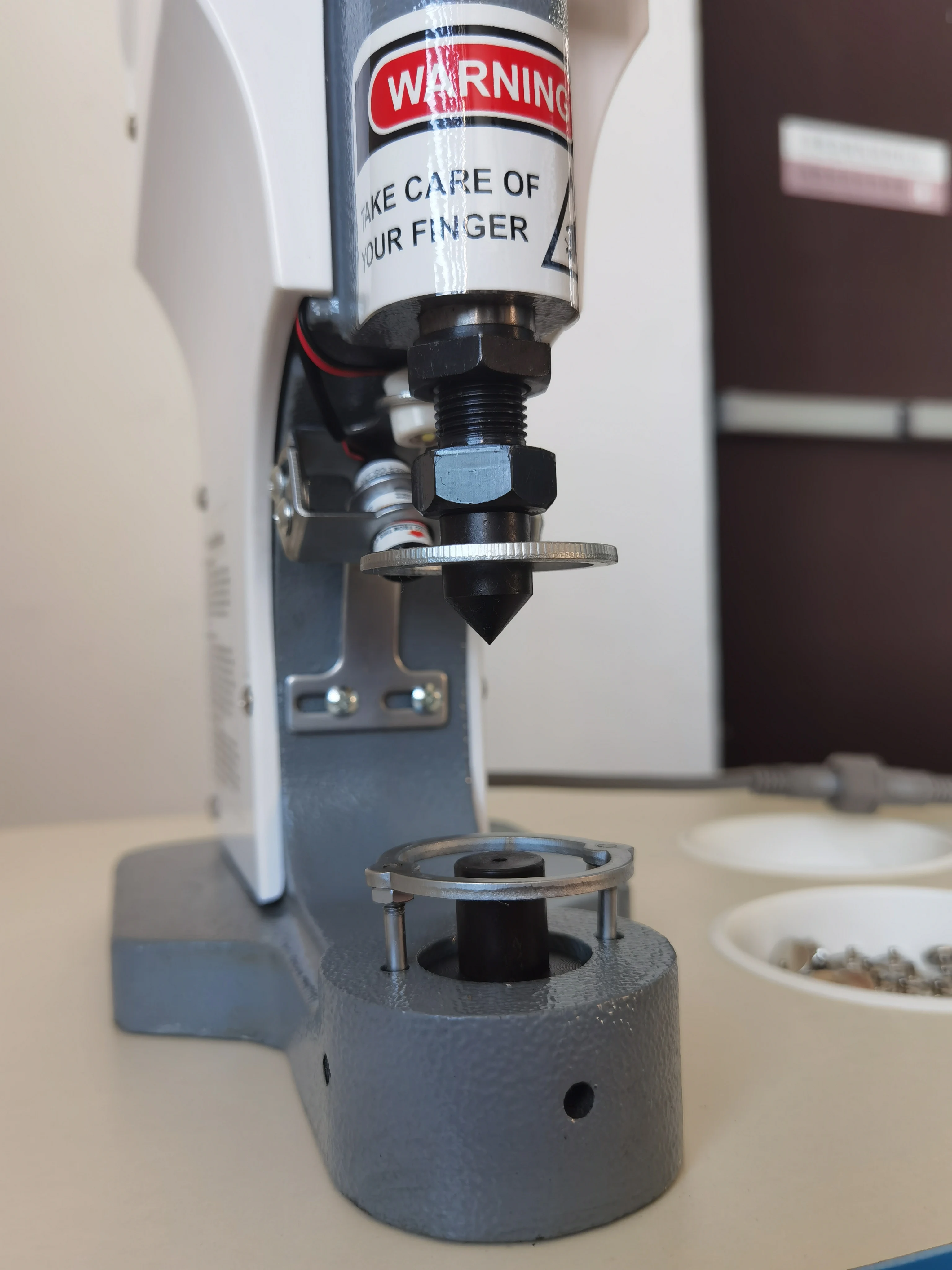 DS-818 Computer Servo Electric Snap Button Attaching Machine