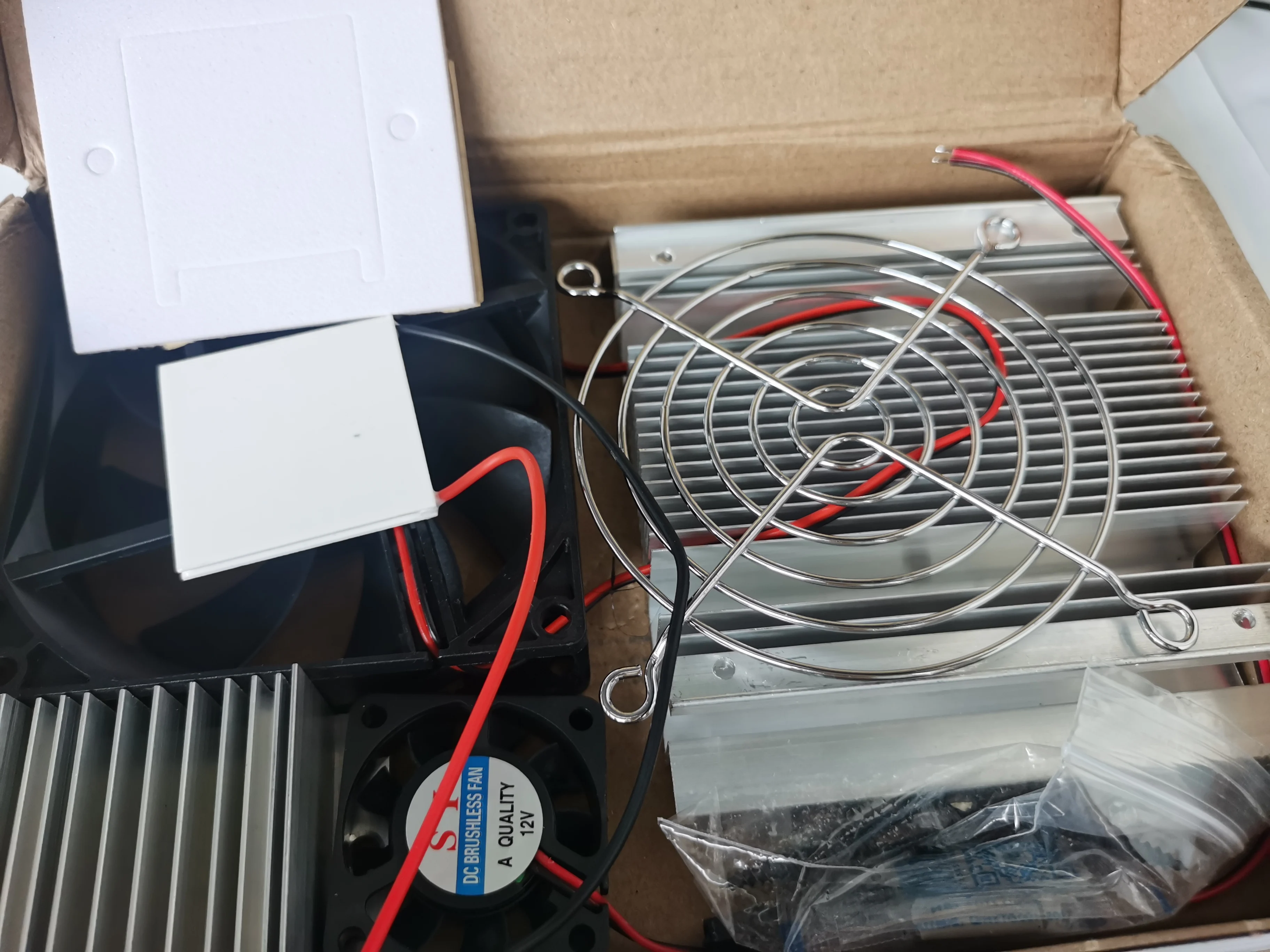 Alibaba.com: 12706 Peltier Thermoelectric Cooler System with heatsink ...