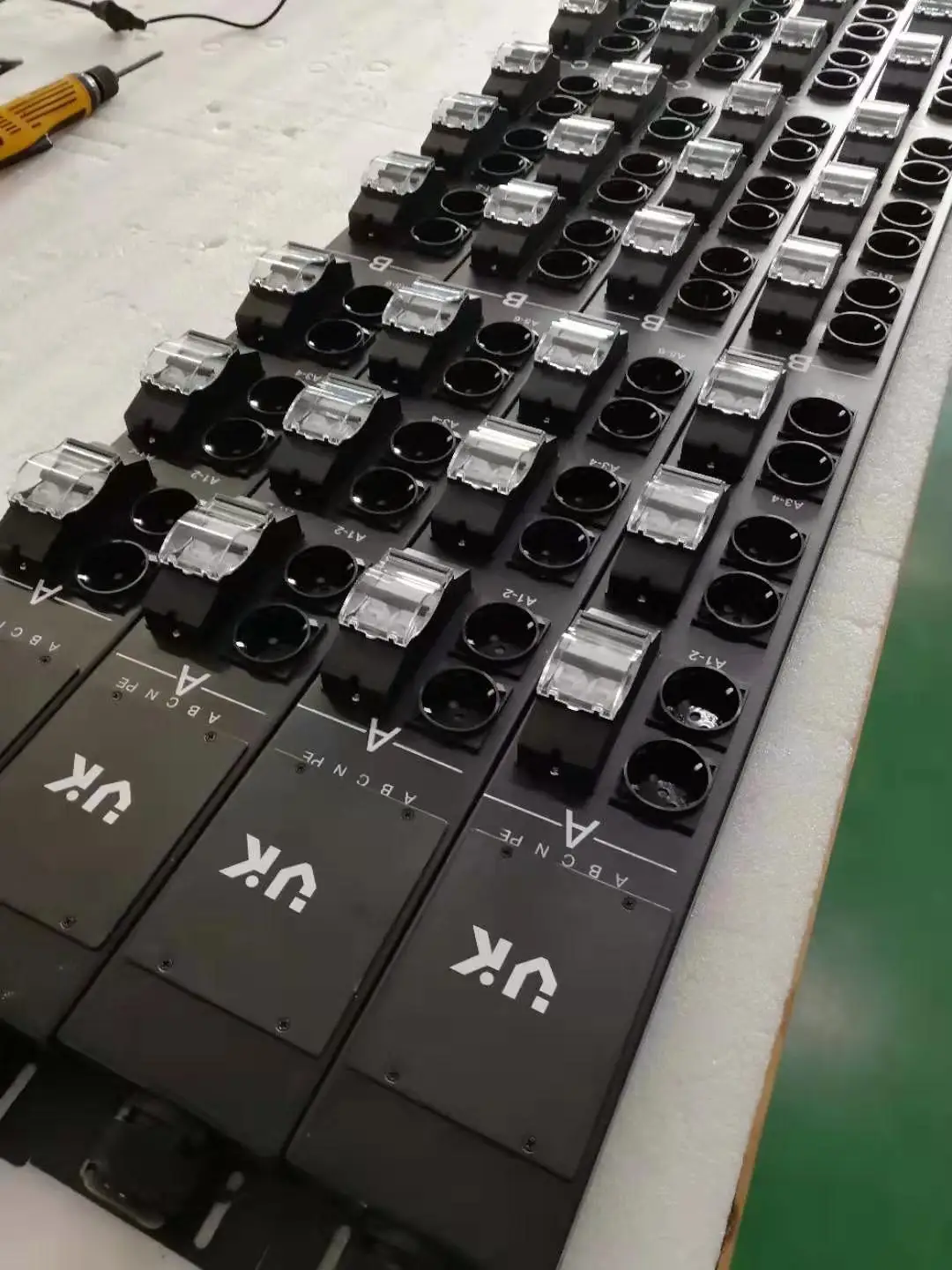 2023 8-Bit Intelligent PDU Cabinet for Data Center Control