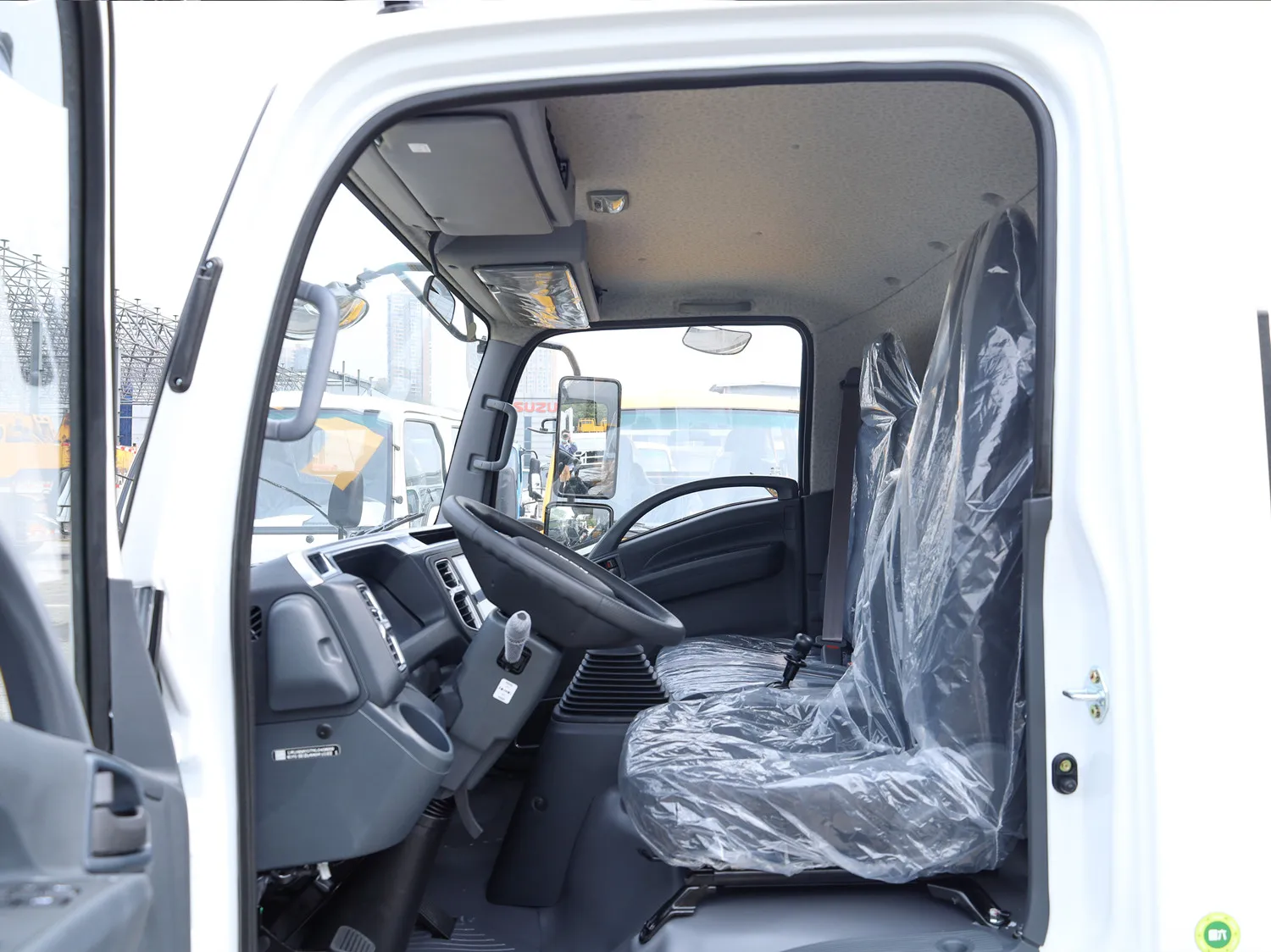 Isuzu Elf 4KH1 Engine Logistics Cargo Truck Chassis for Sale