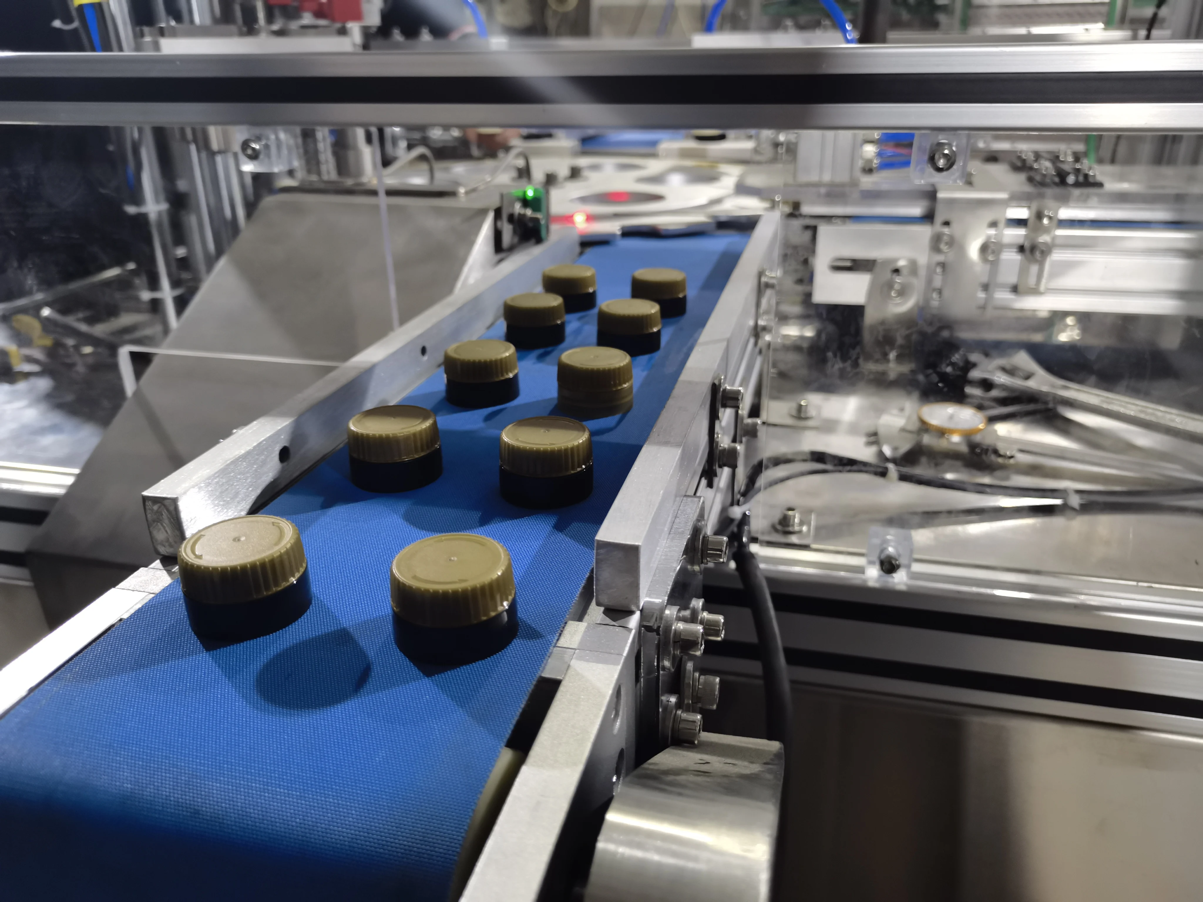 Robot Industrial Automatic Cap Assembly Machine Cap Assembly System for Edible Oil Cap Assembly ...