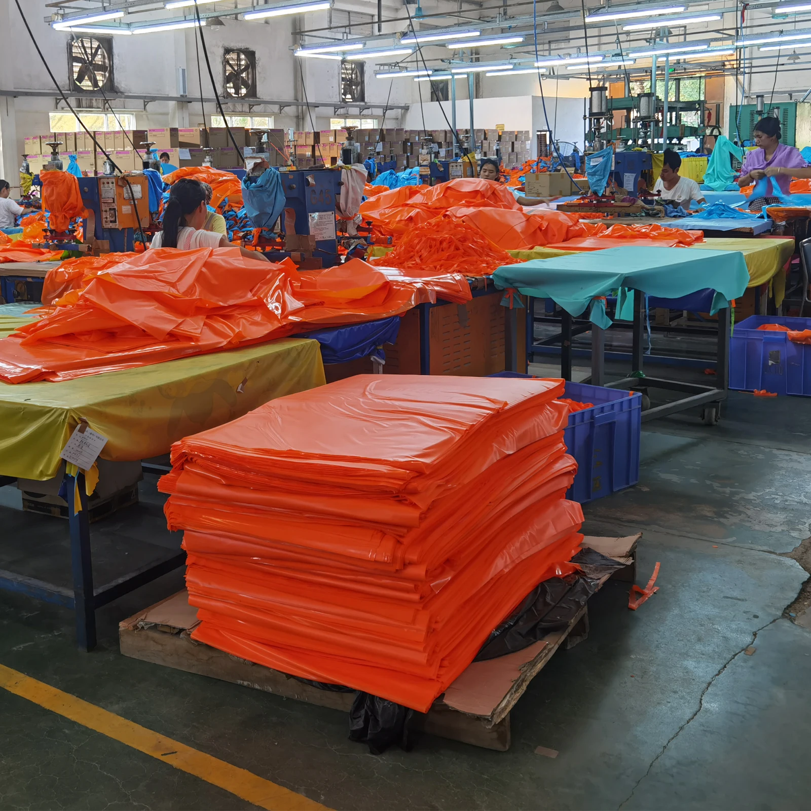Customized Inflatable 3-Piece Cards Game Deck and Chairs