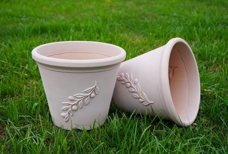Plastic Gamle Design: Elegant Flower Pots for Indoor Gardens