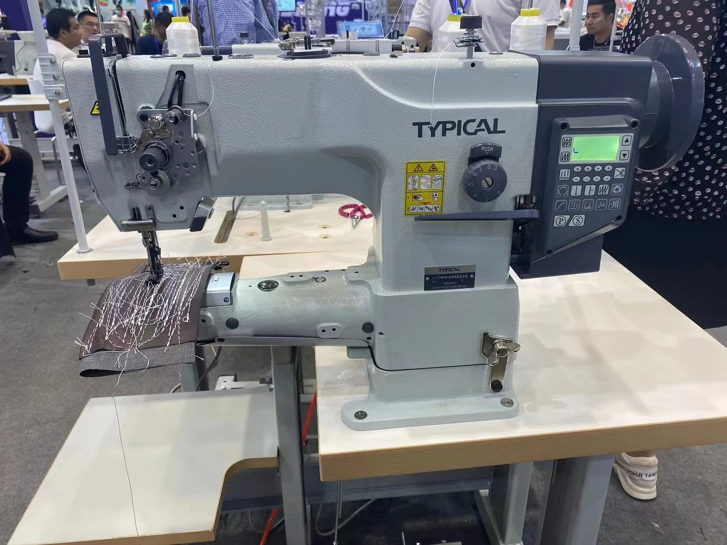 Cylinder Arm Sewing Machine Triple Transport Football Sewing Machine ...