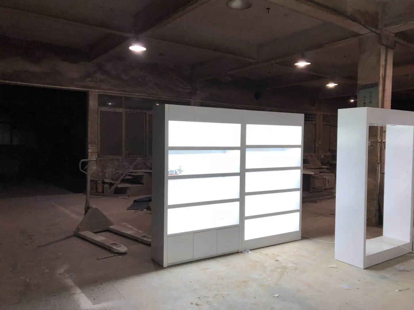 Retail Cosmetic Shop Display Furniture / Modern MDF Wood Showroom ...