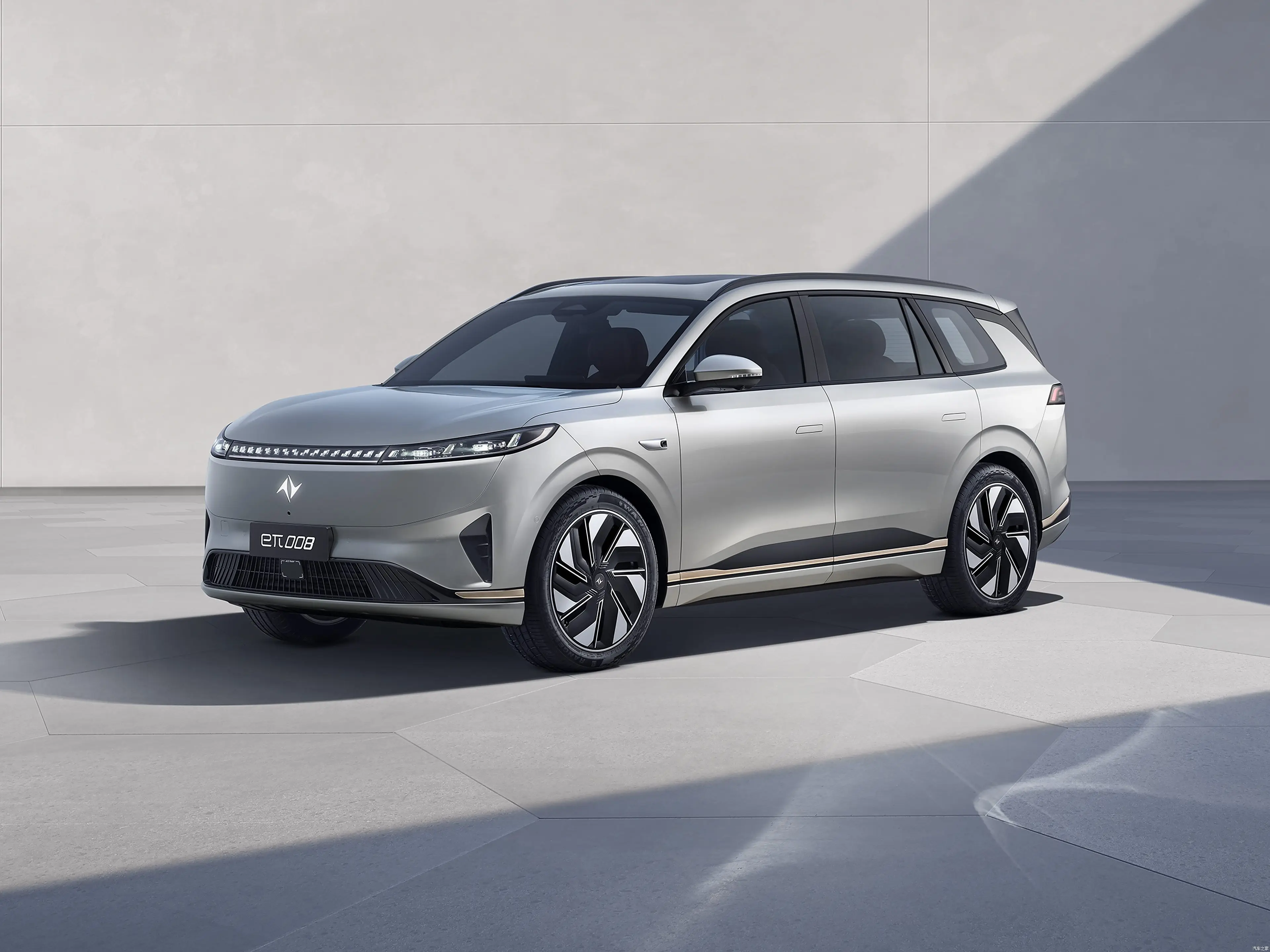 Dongfeng Yipai 008 - Extended-Range SUV with 210km Electric Range