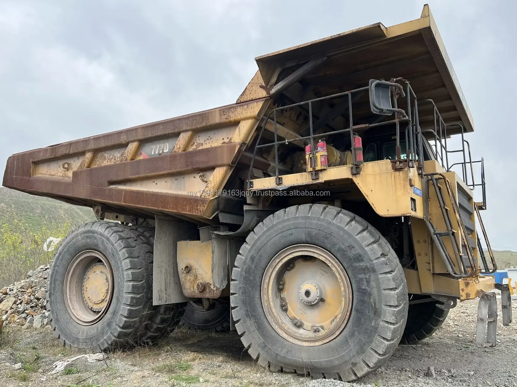 CAT 777D Dump Truck - Reliable Hauling for Urban Construction
