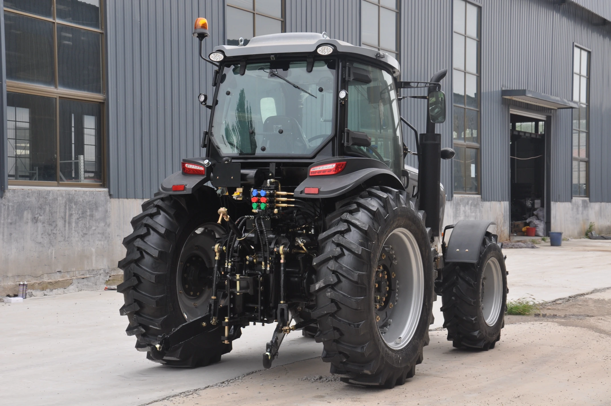 130HP Agricultural 4WD Tracor with Cab| Alibaba.com