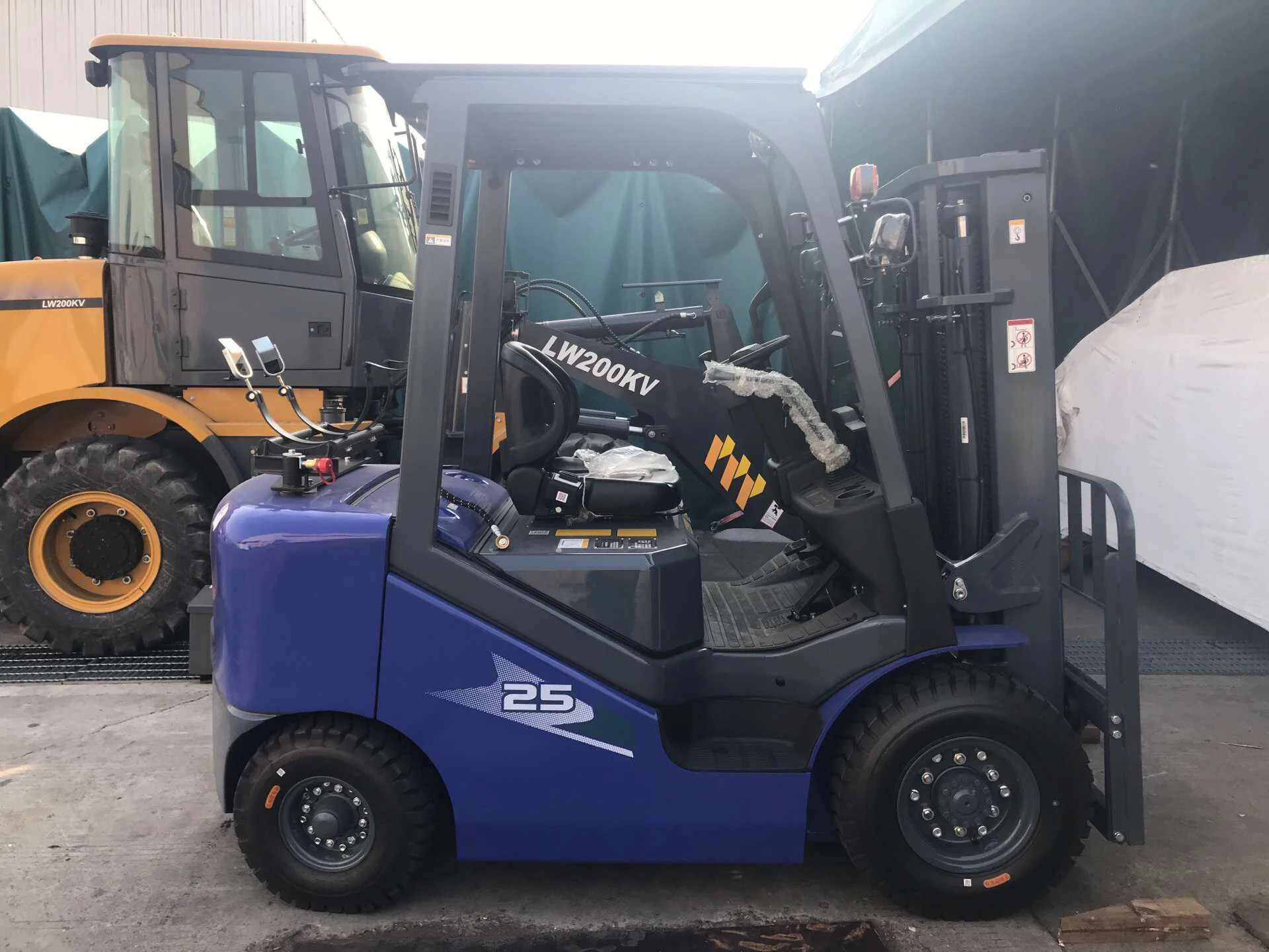 HELI CPQYD25 2.5 Ton Dual Fuel Forklift - Reliable & Versatile